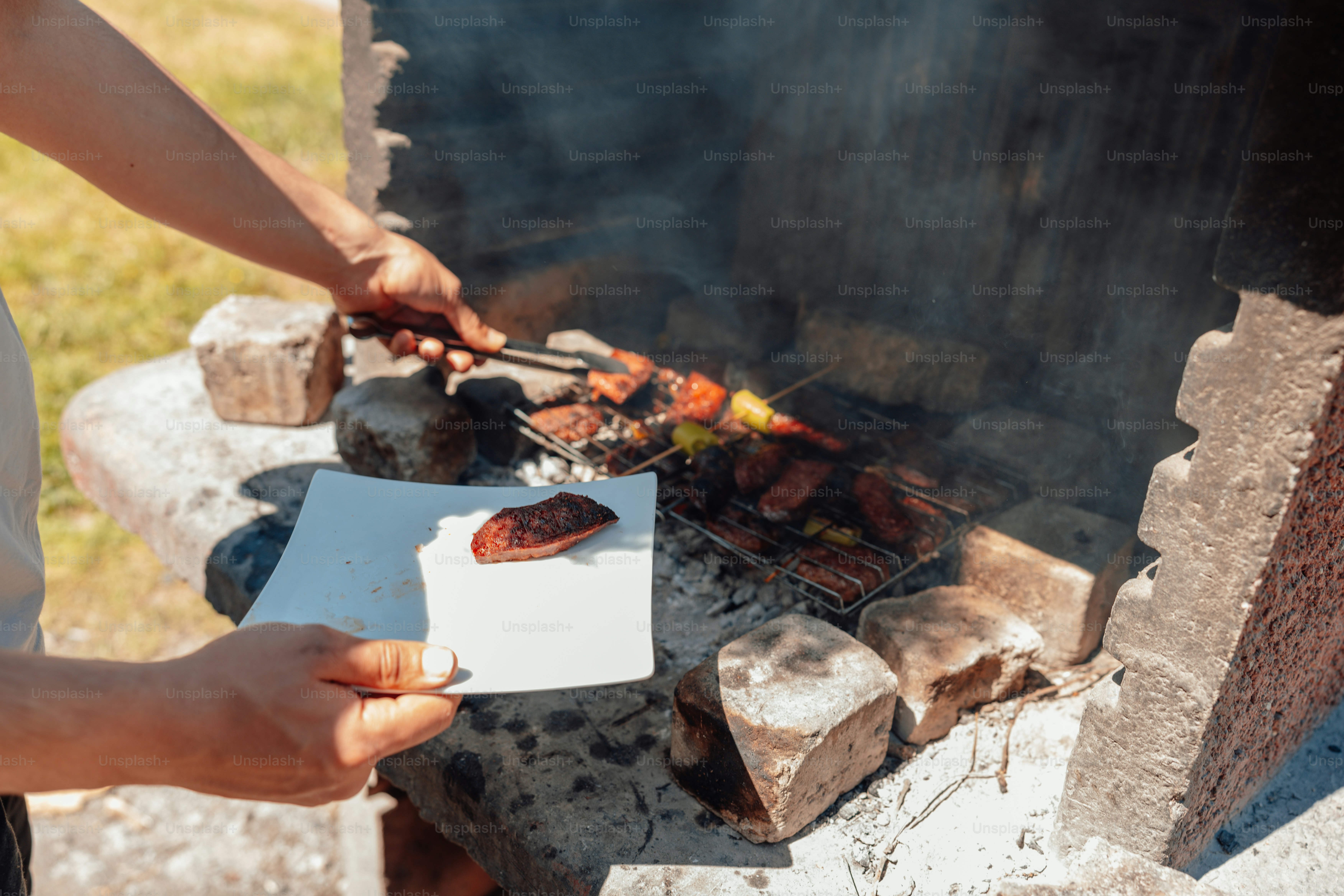 Foto zum Thema Eine Person kocht Essen auf einem Grill – Bild zu Grill ...