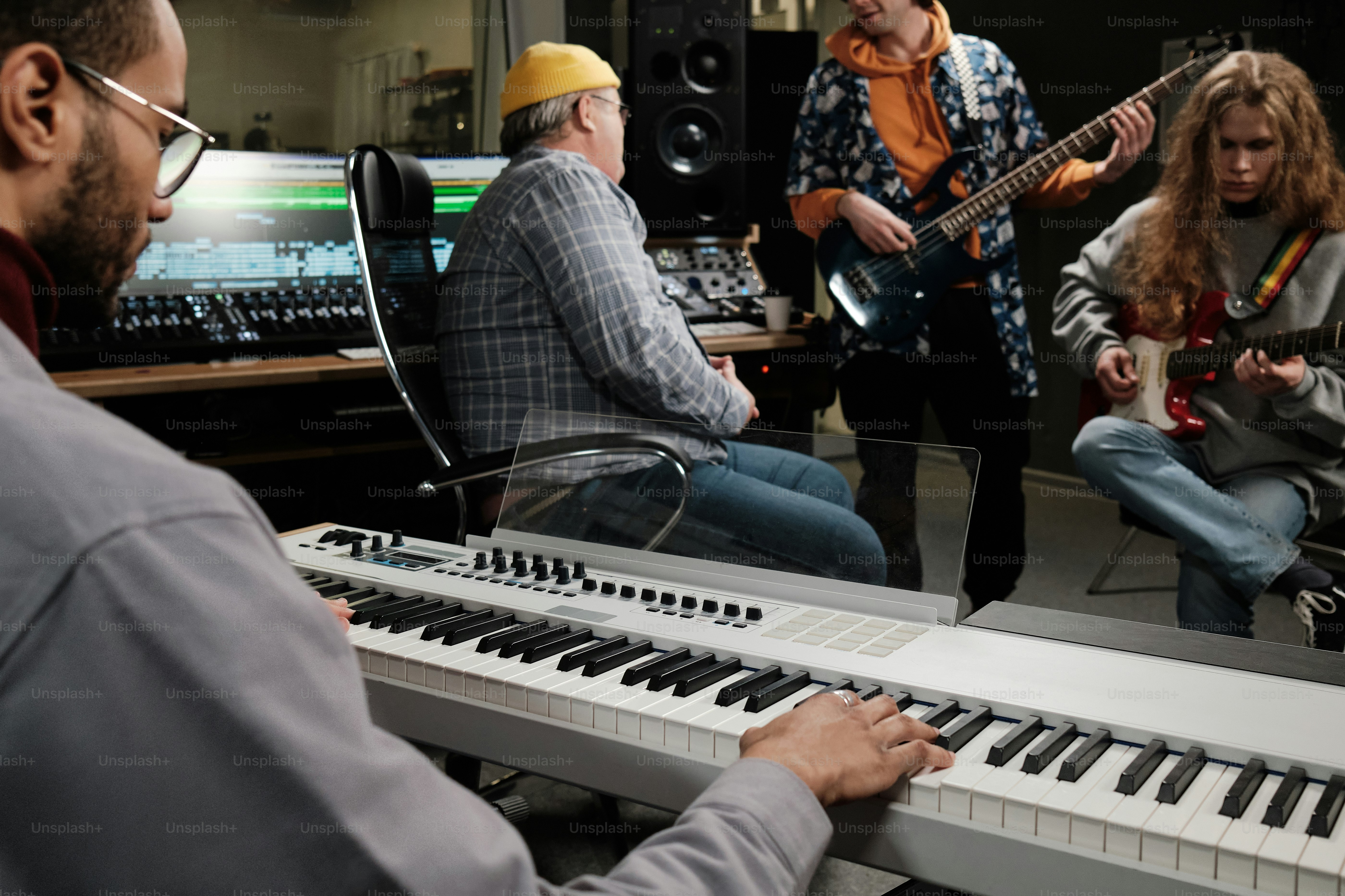 Foto Un grupo de personas tocando instrumentos en un estudio de ...