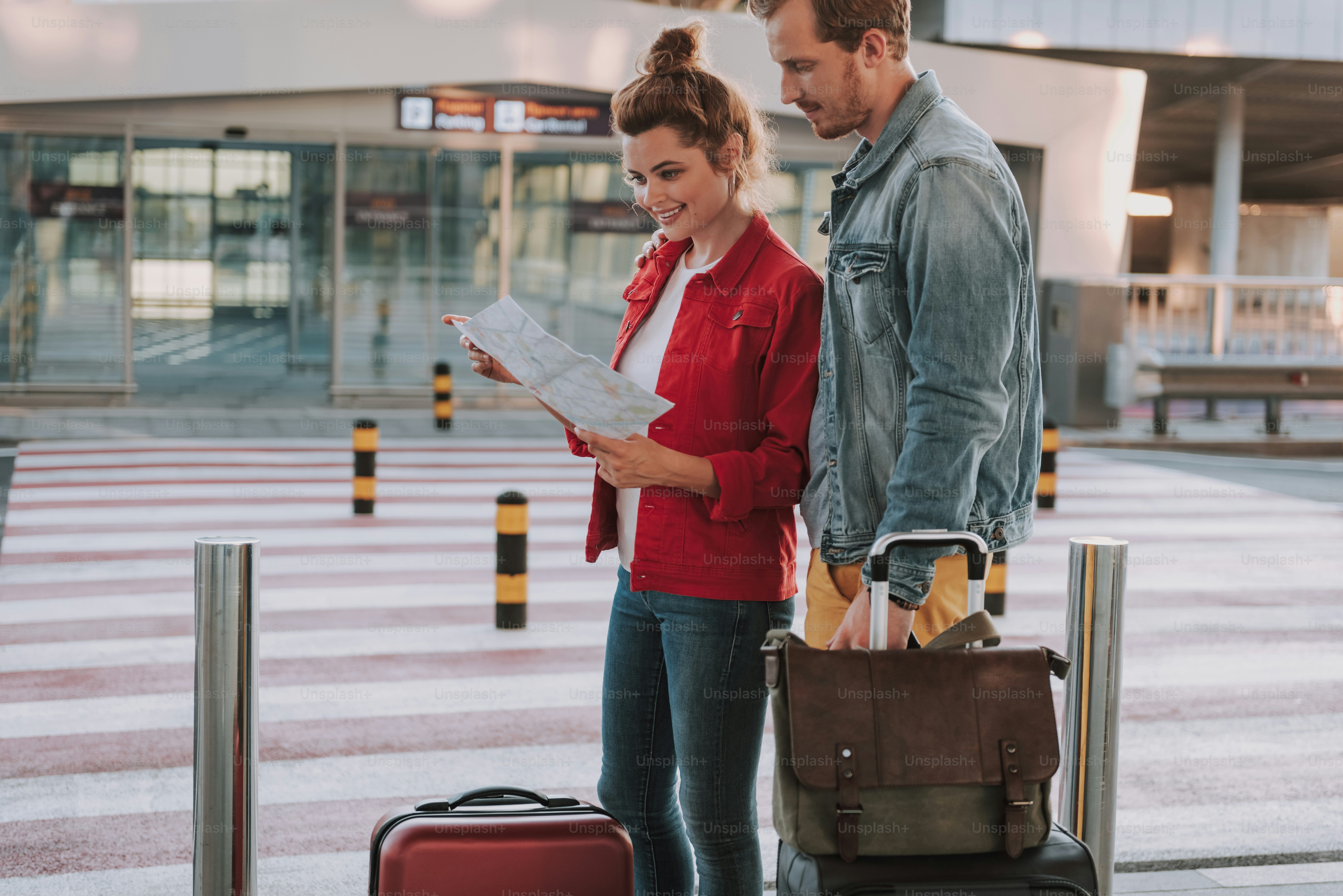 Señora encantadora sosteniendo el mapa y planeando la ruta con su novio ...