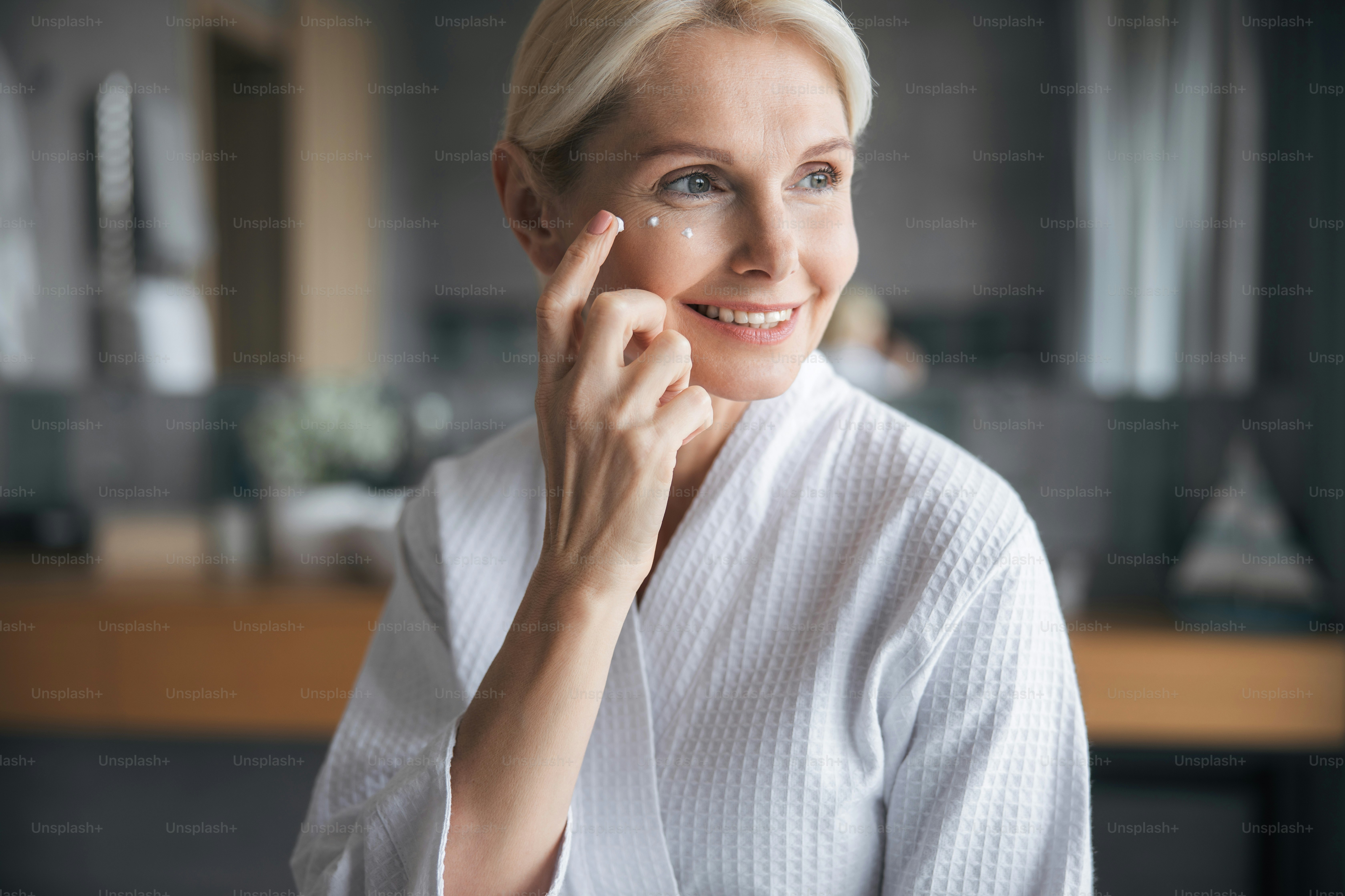 Muy contento. Mujer feliz demostrando su sonrisa amistosa, mirando a la ...