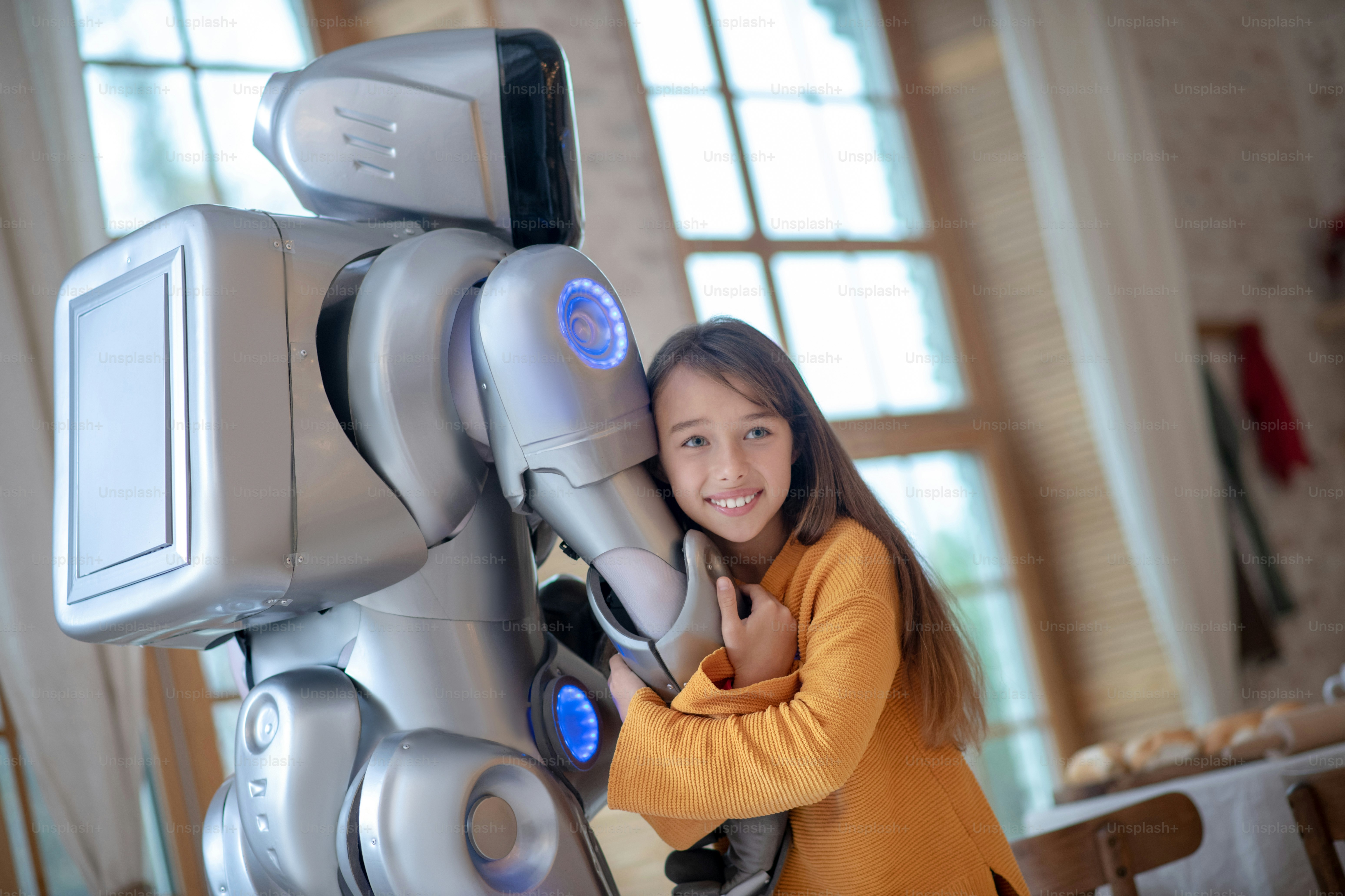 Menschlicher dn-Roboter. Nettes Mädchen, das sich gut fühlt, wenn ihr ...