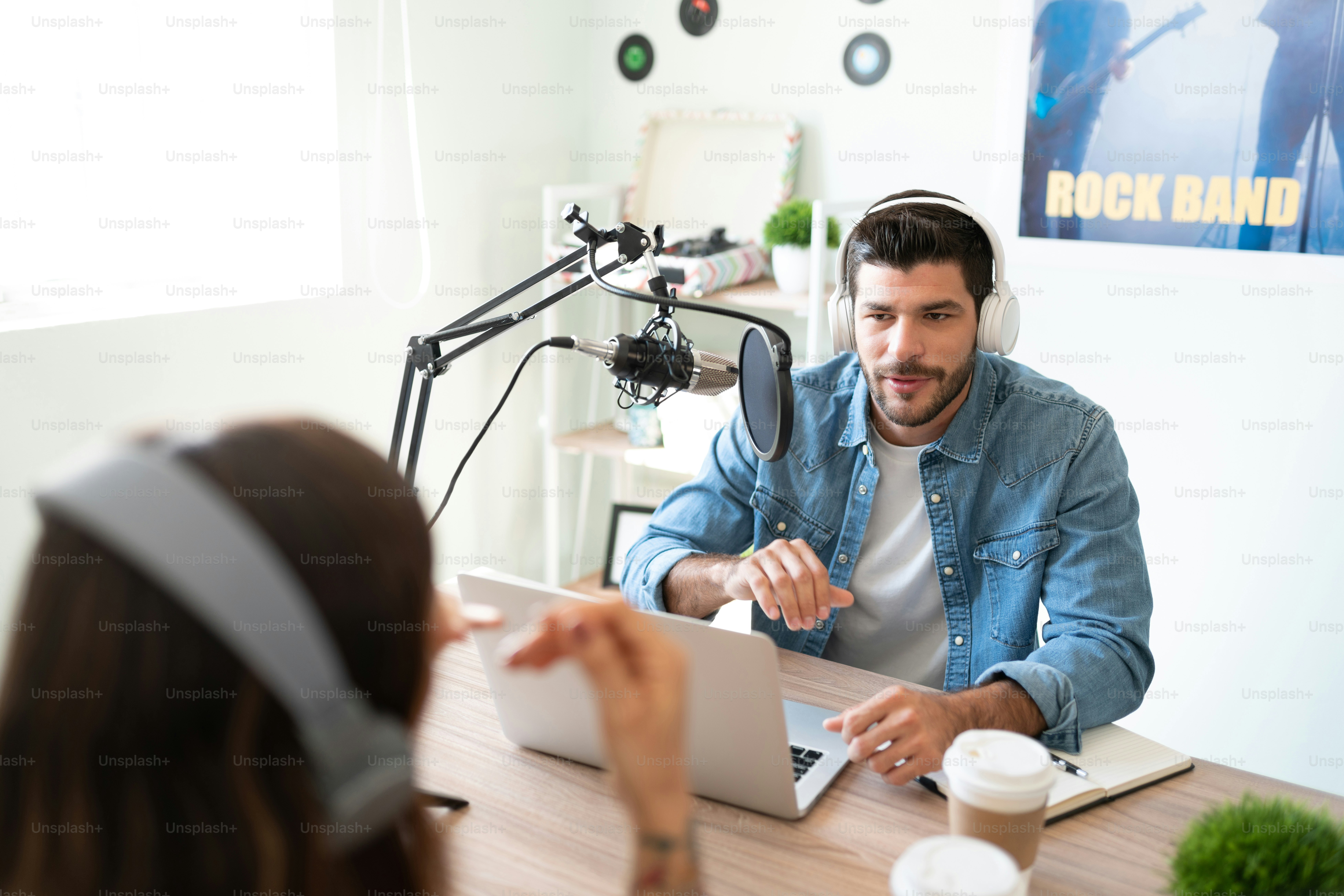 Foto Retrato de un locutor y locutor de radio confiado que hace ...