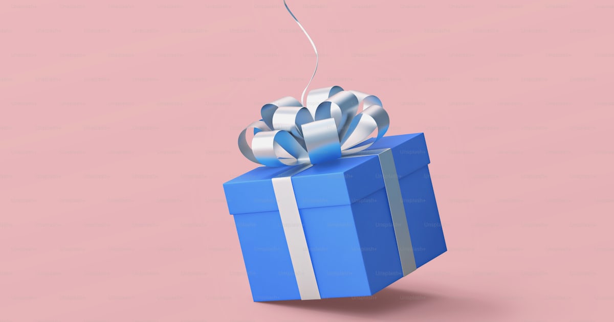 Caja De Regalo Azul Con Cinta Plateada Y Globo Aislado Sobre Fondo Rosa