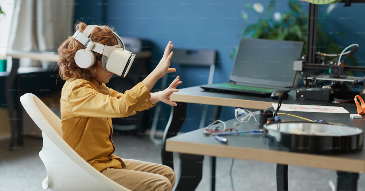Vr 헤드셋을 착용하고 학교 실험실에서 증강 기술을 테스트하는 동안 손을 뻗는 어린 소년의 측면 초상화 복사 공간 사진