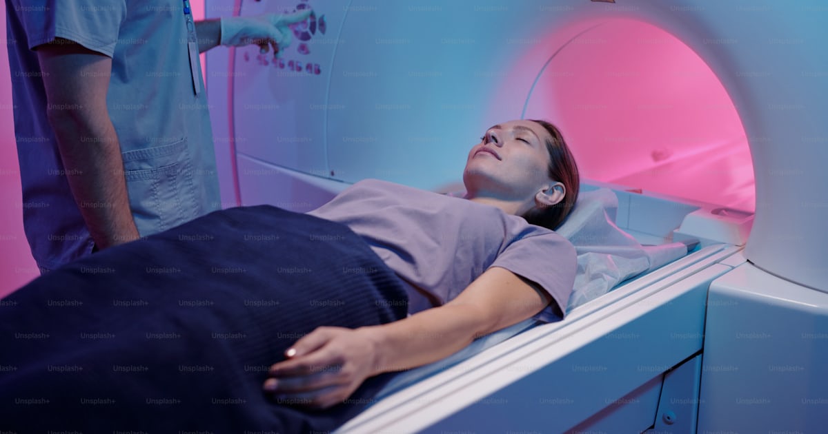 눈을 감고 Mri 스캔 검사 시작을 기다리는 젊은 여성 사진 Unsplash의 실내 이미지