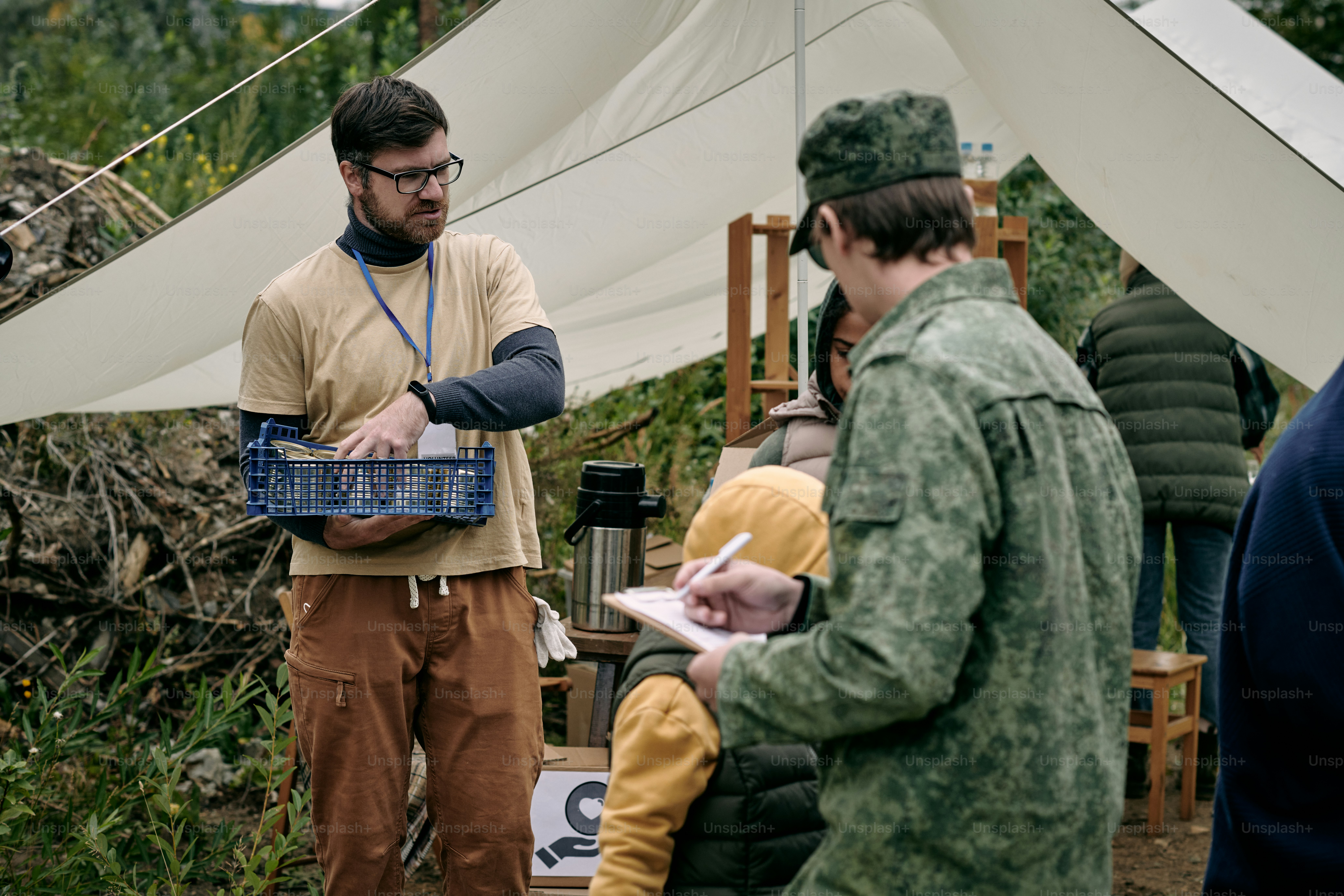 Volunteer delivering free food to family of migrants while social ...
