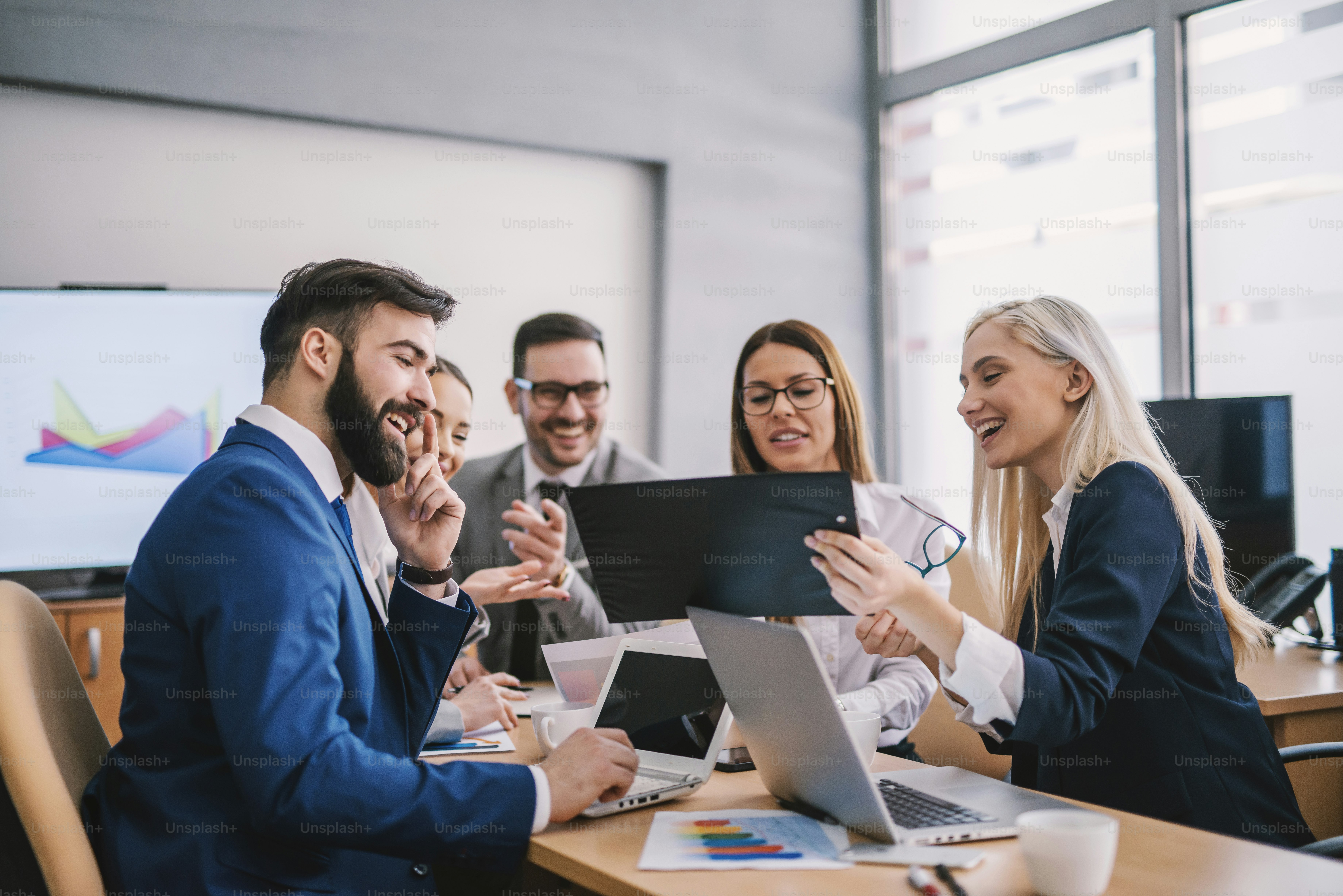 Empresarios que analizan datos sobre reuniones en oficinas modernas ...