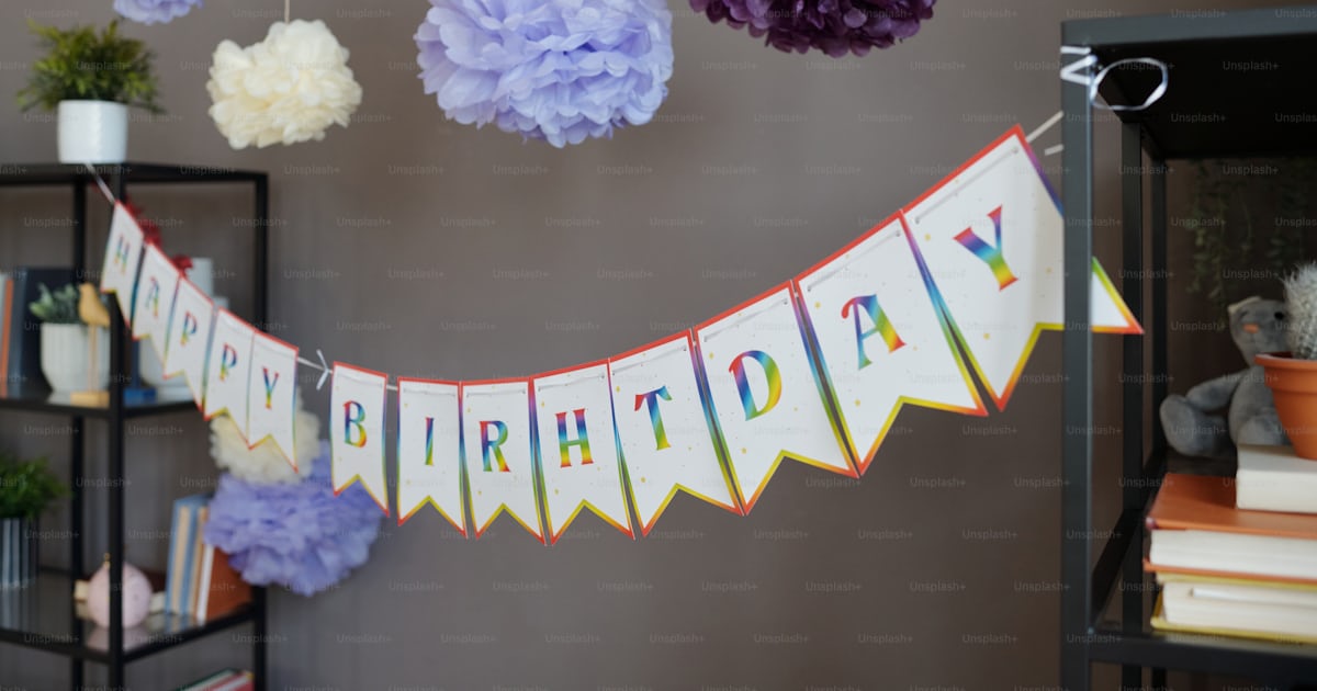 컬러 텍스트가 있는 배너 이미지 생일 축하 생일 파티 장식 위에 종이 꽃이 있는 두 개의 선반에 걸려 있다 사진