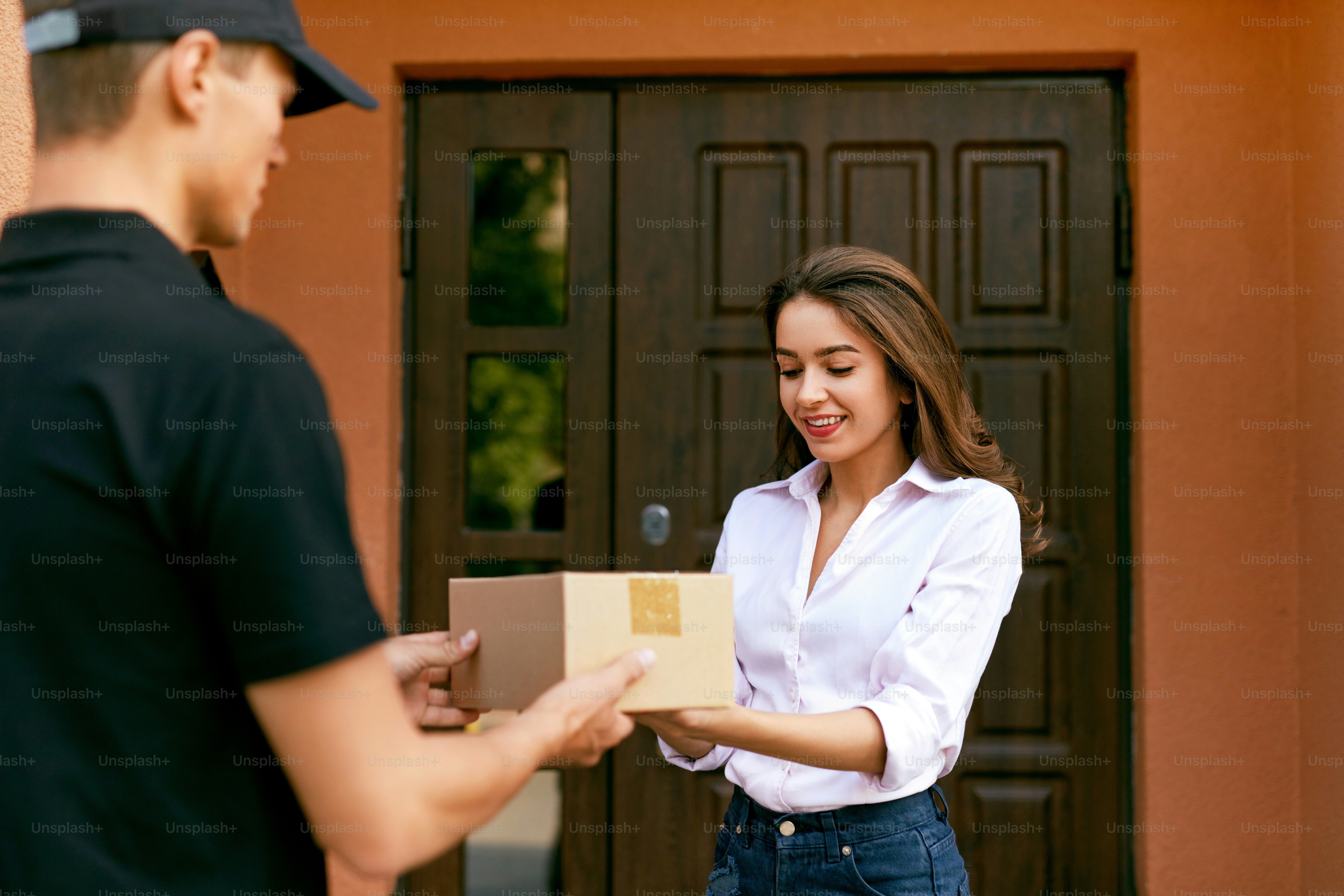 Mensajería de entrega. Hombre entregando paquete a la mujer. Cliente ...