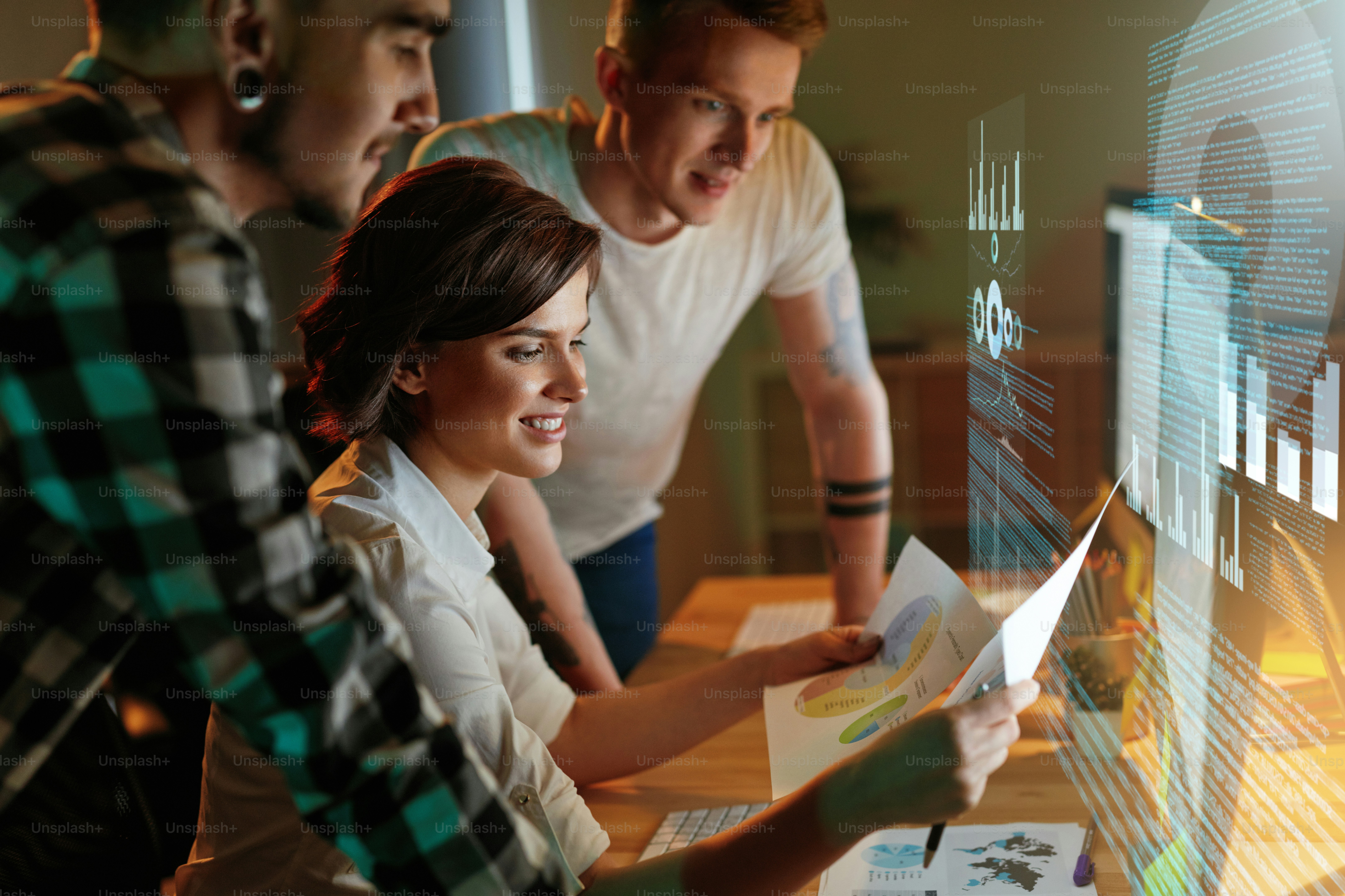 Programadores que trabajan en software en Office. Equipo de personas ...