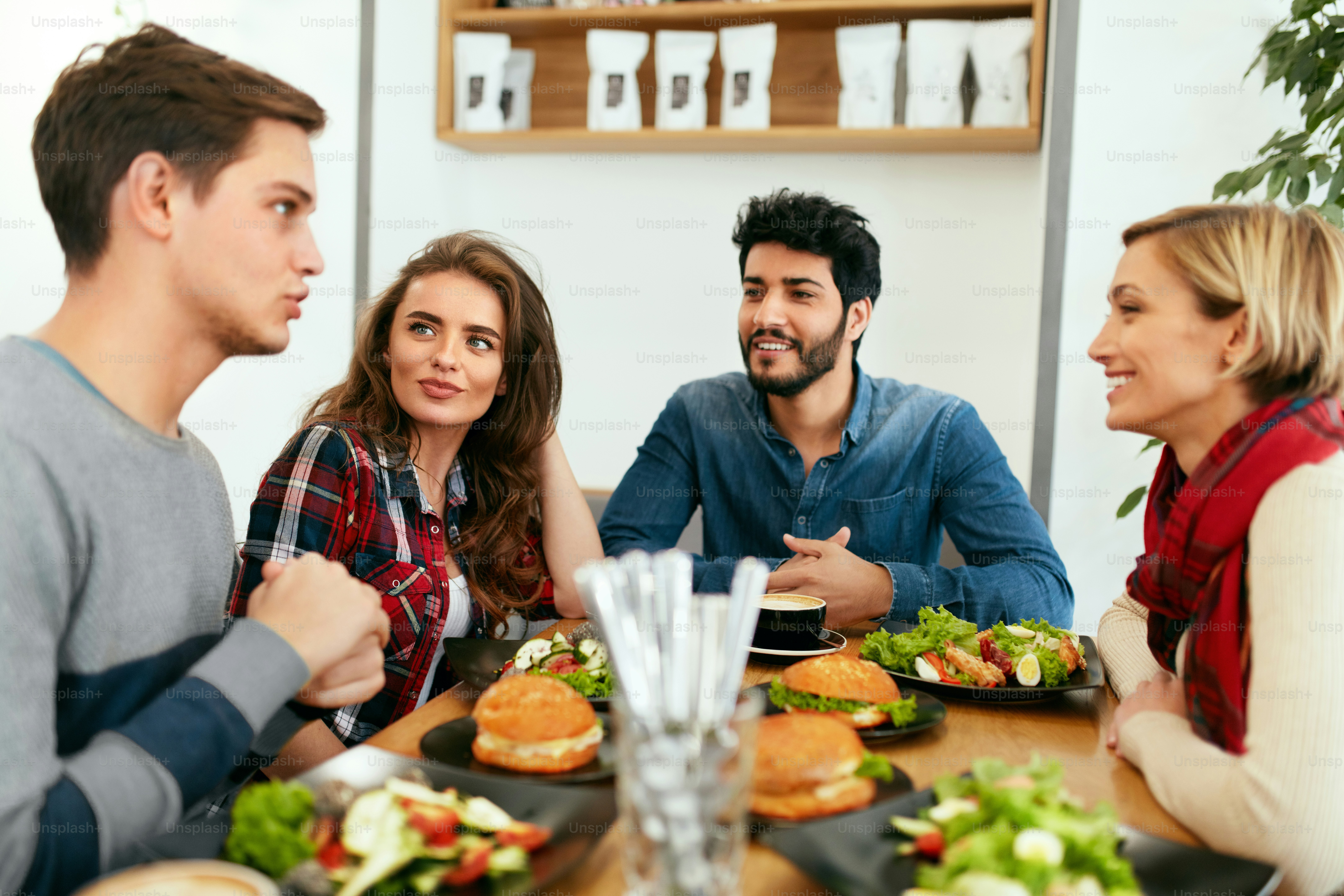 Foto Gente cenando juntos en la mesa en el café. Amigos felices ...