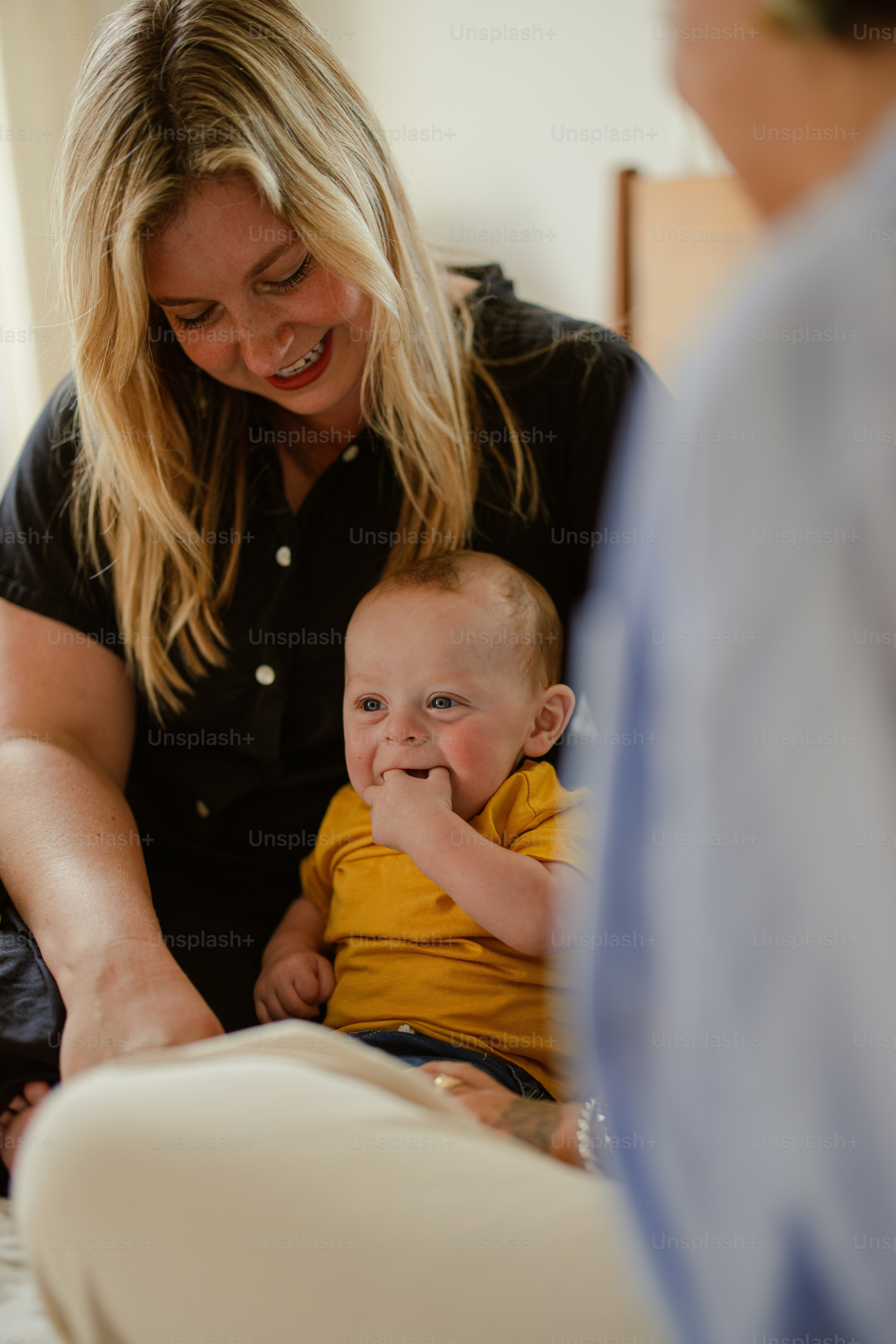 Foto Una mujer sosteniendo a un bebé en su regazo – Bebé Imagen en Unsplash