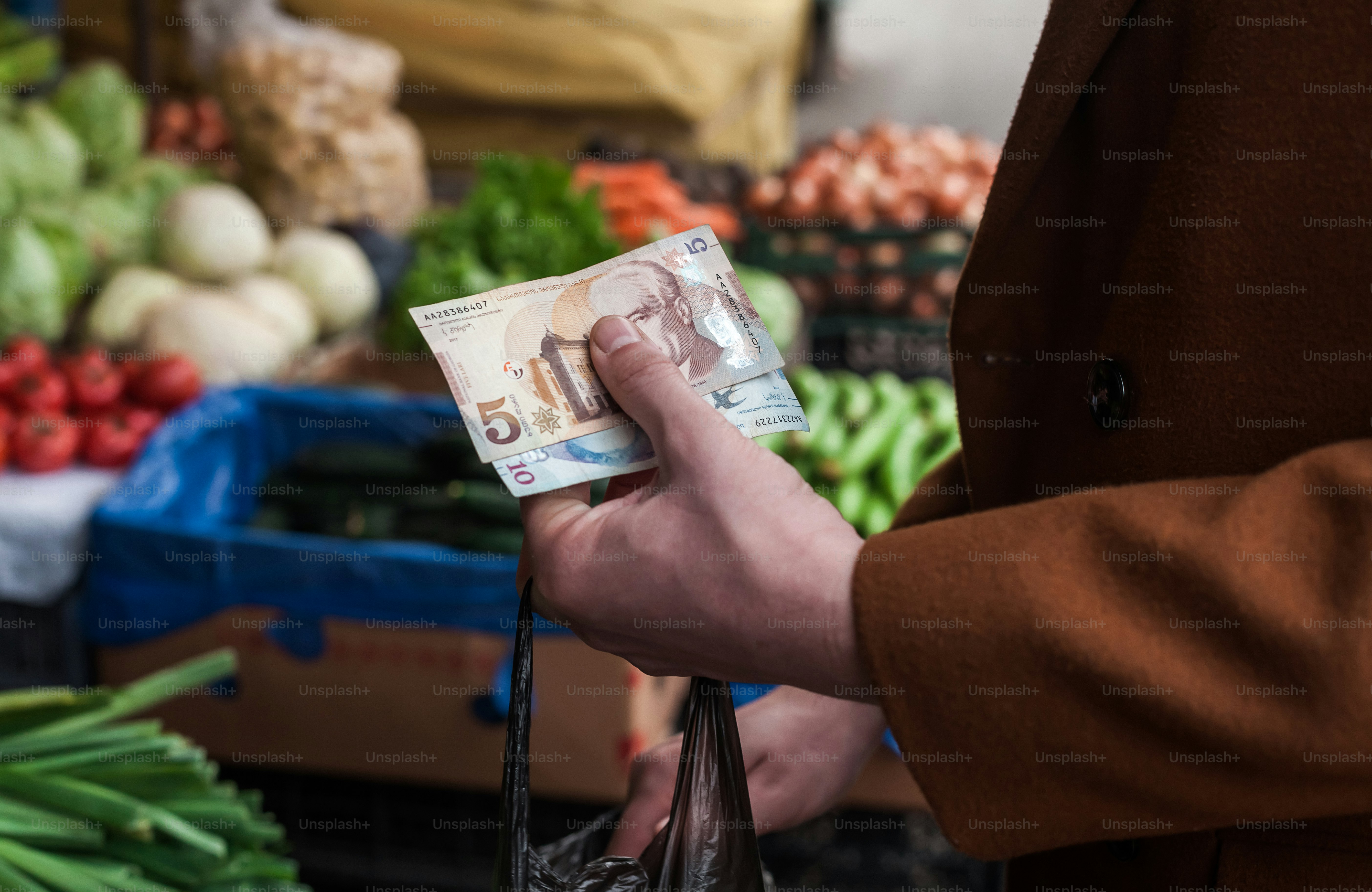 Una persona sosteniendo una bolsa de dinero en la mano foto – Imagen de Dinero en Unsplash
