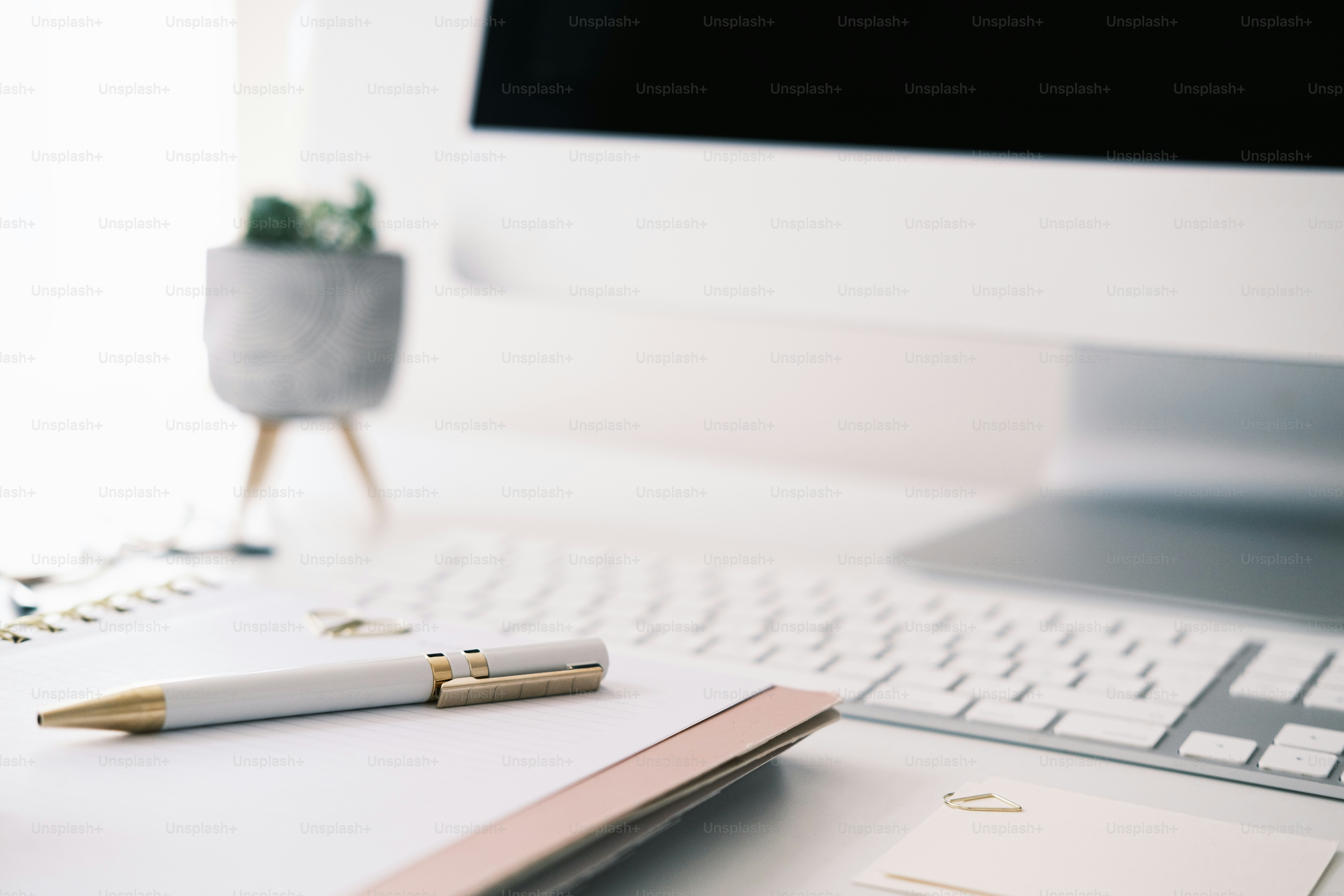 A white desk with a keyboard and a pen photo – Pen Image on Unsplash