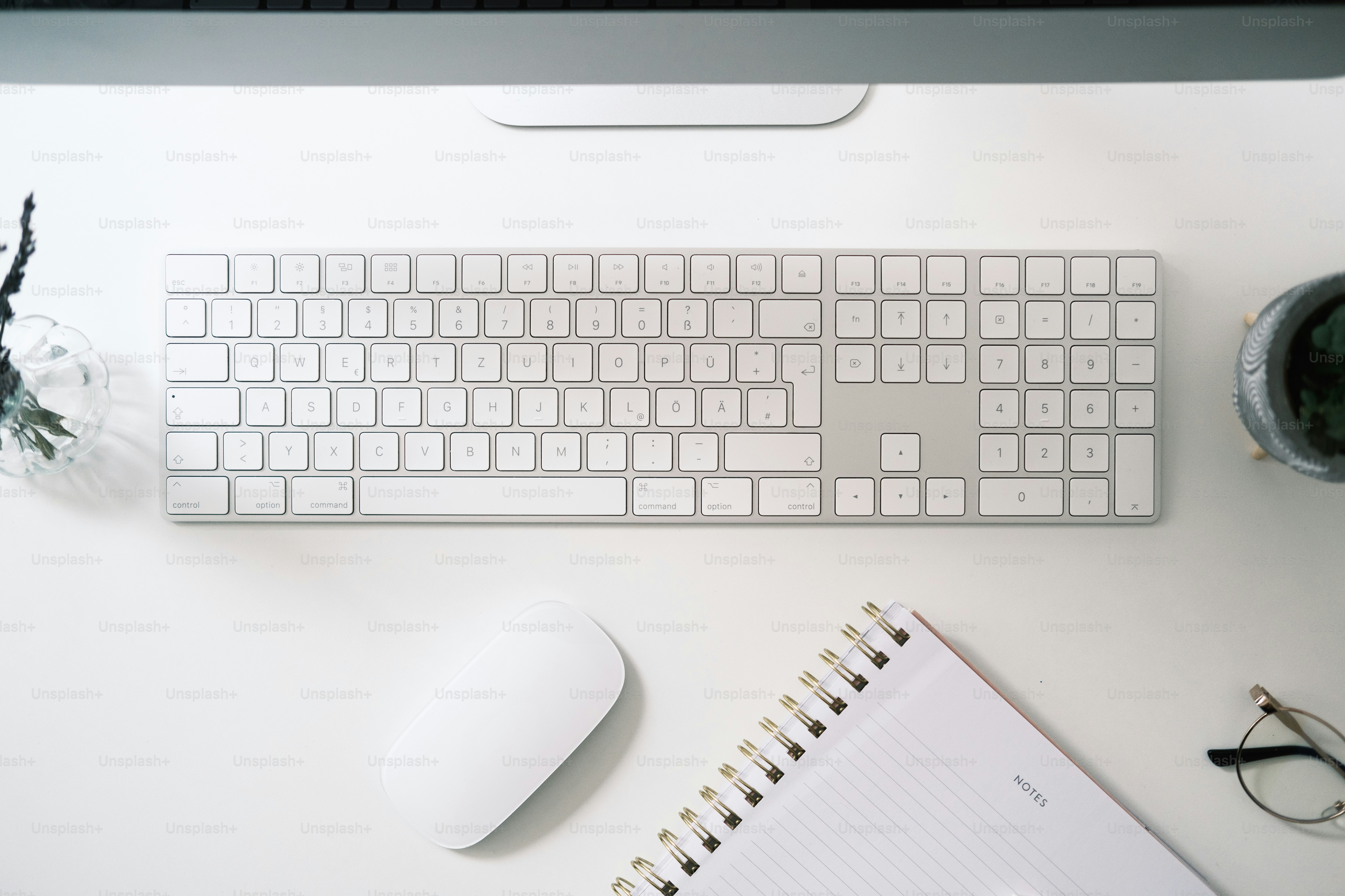 A keyboard and a mouse on a desk photo – Desk Image on Unsplash