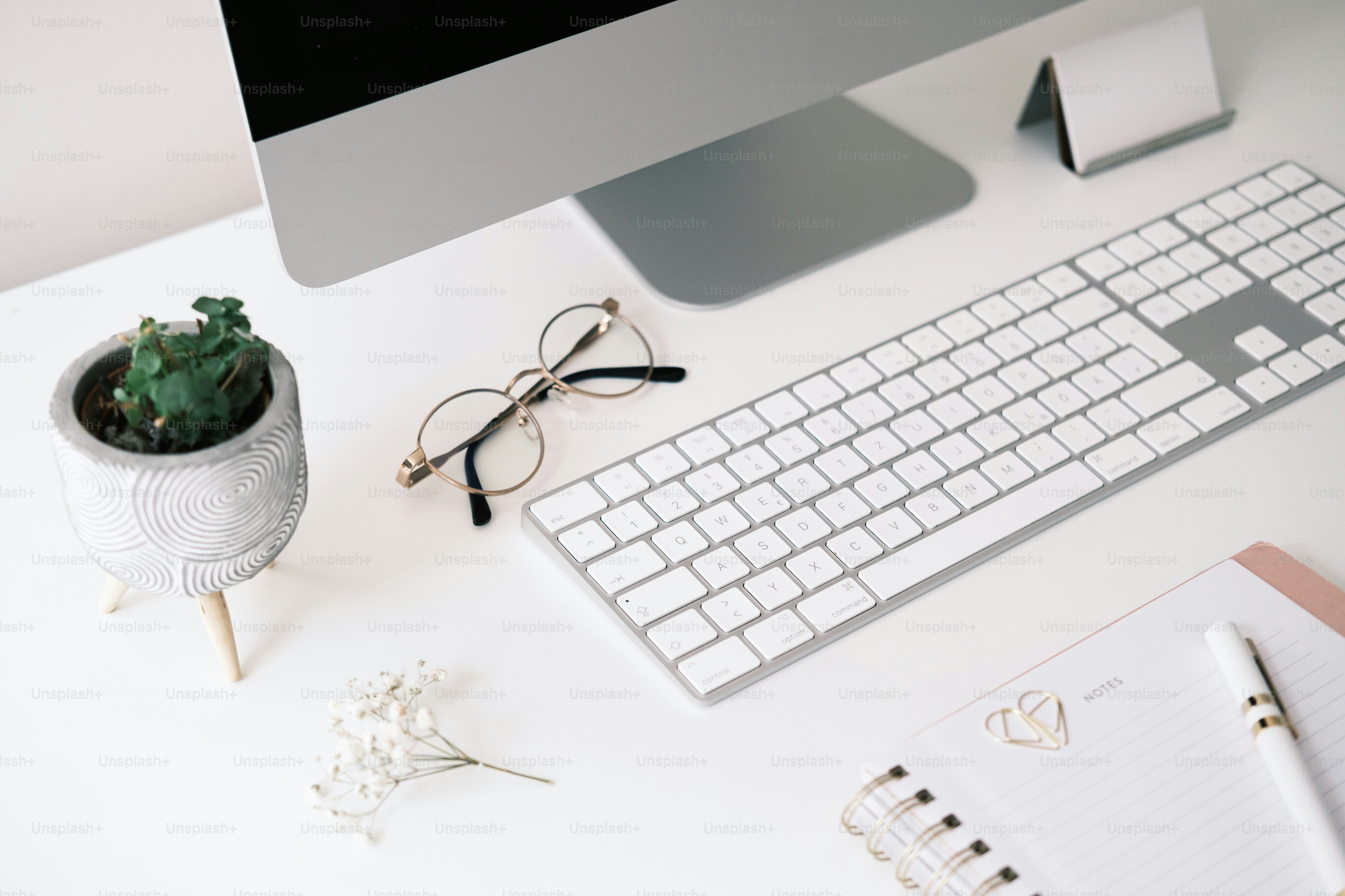 A white desk with a keyboard and a pen photo – Desktop Image on Unsplash