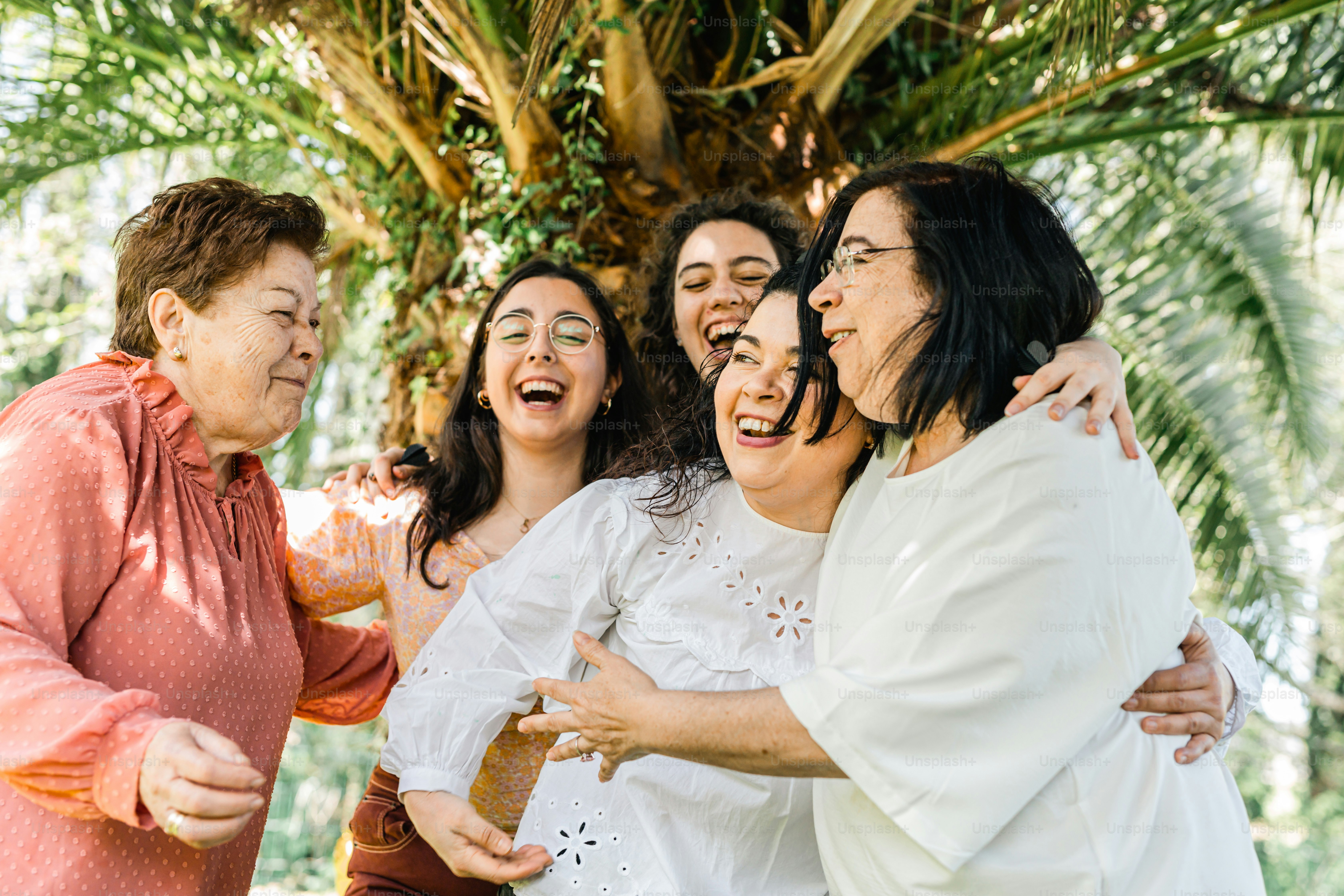 Un grupo de mujeres de pie una al lado de la otra foto – Imagen de Buen ...