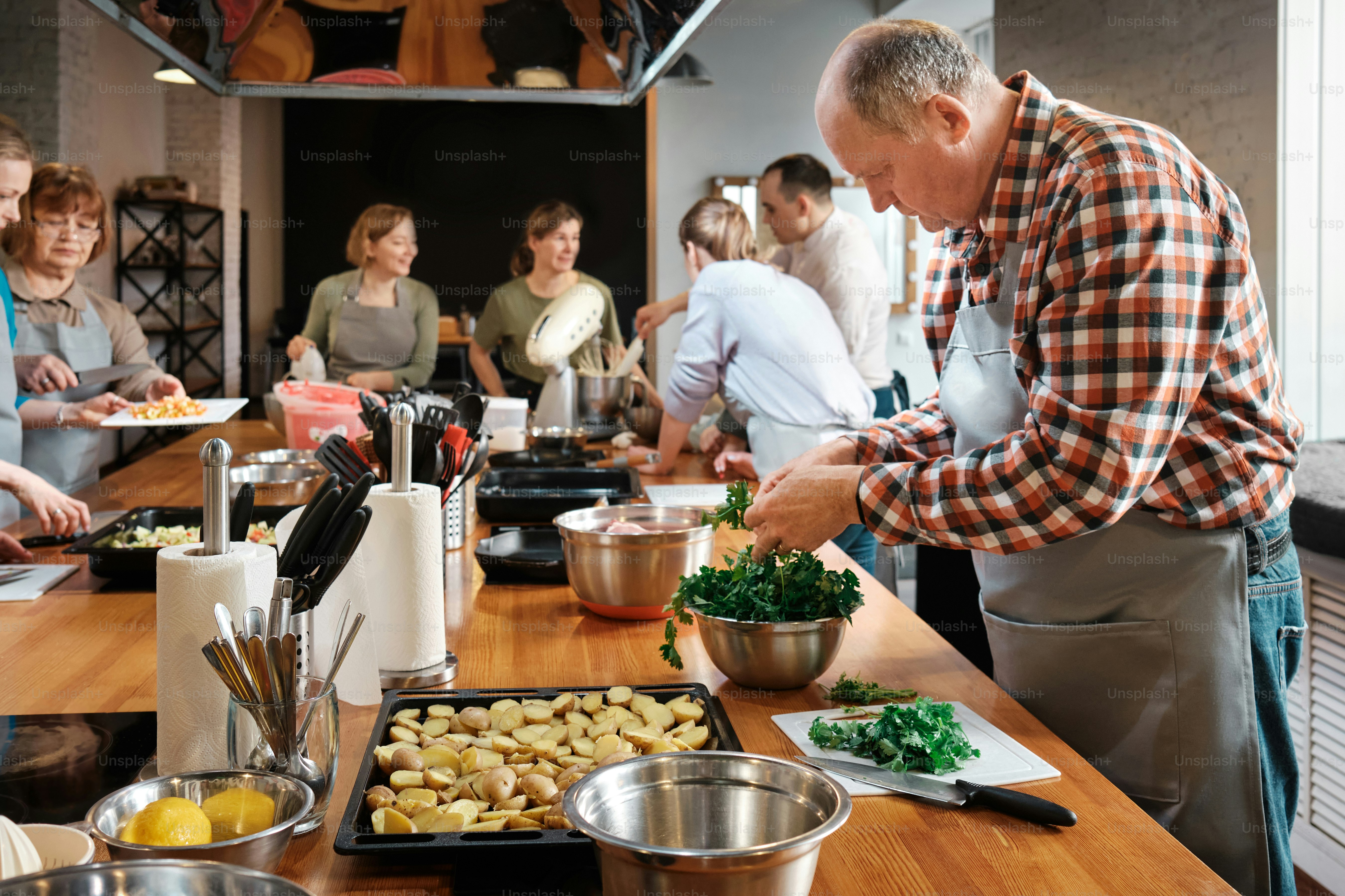 Un grupo de personas en una cocina preparando comida foto – Imagen de ...