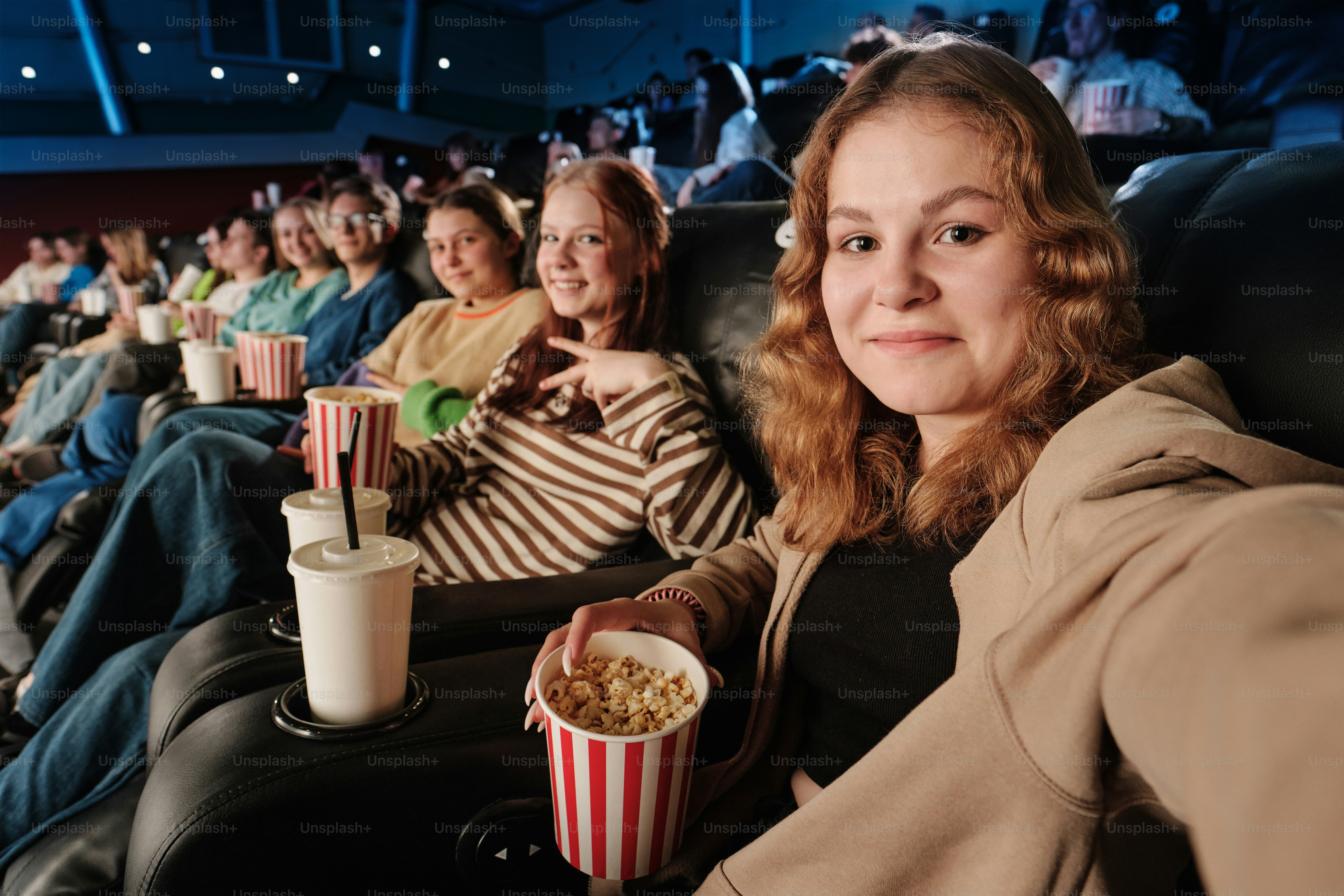 Un grupo de personas sentadas en una sala de cine foto – Imagen de ...