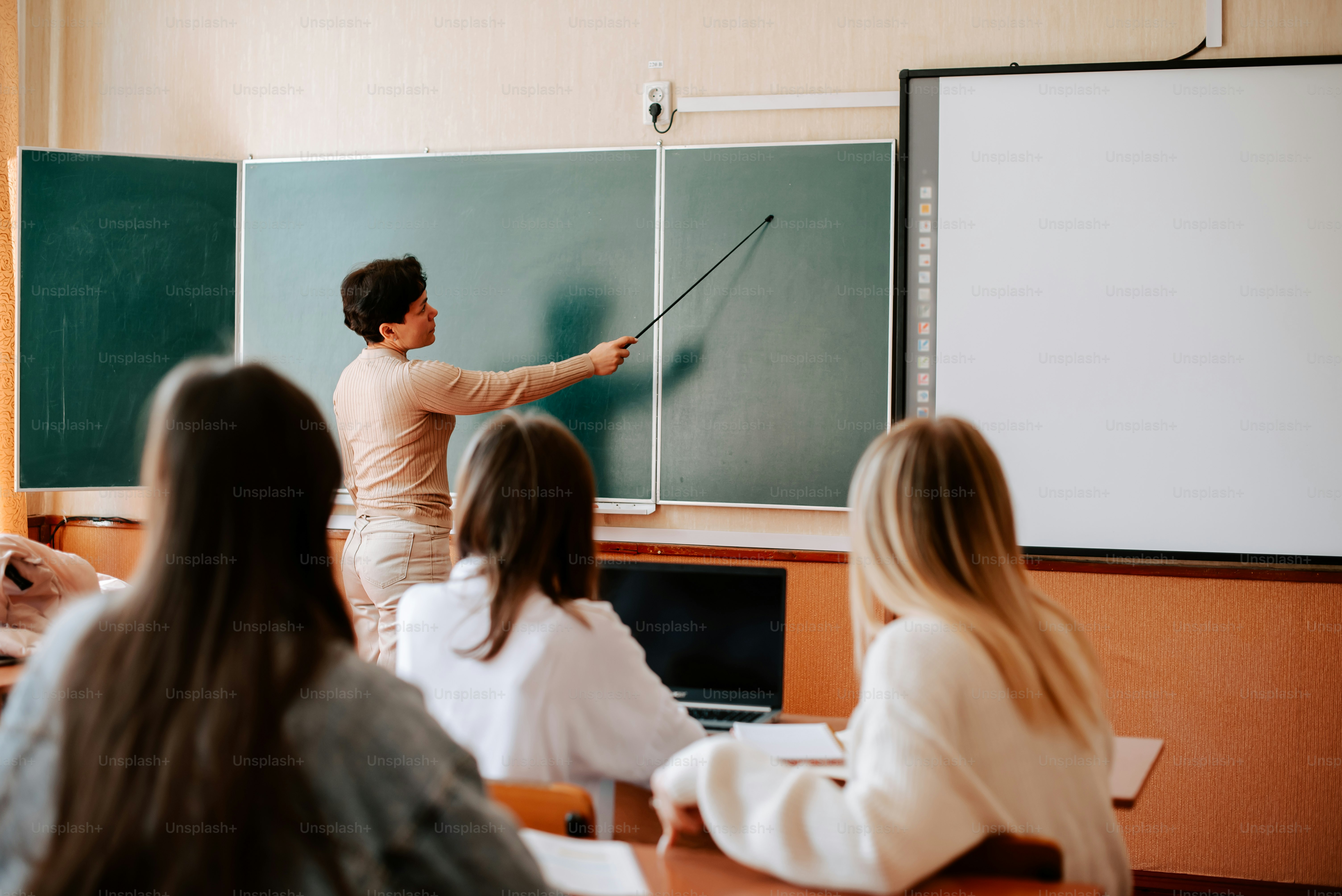 A man teaching a class of students in a classroom photo – School Image ...