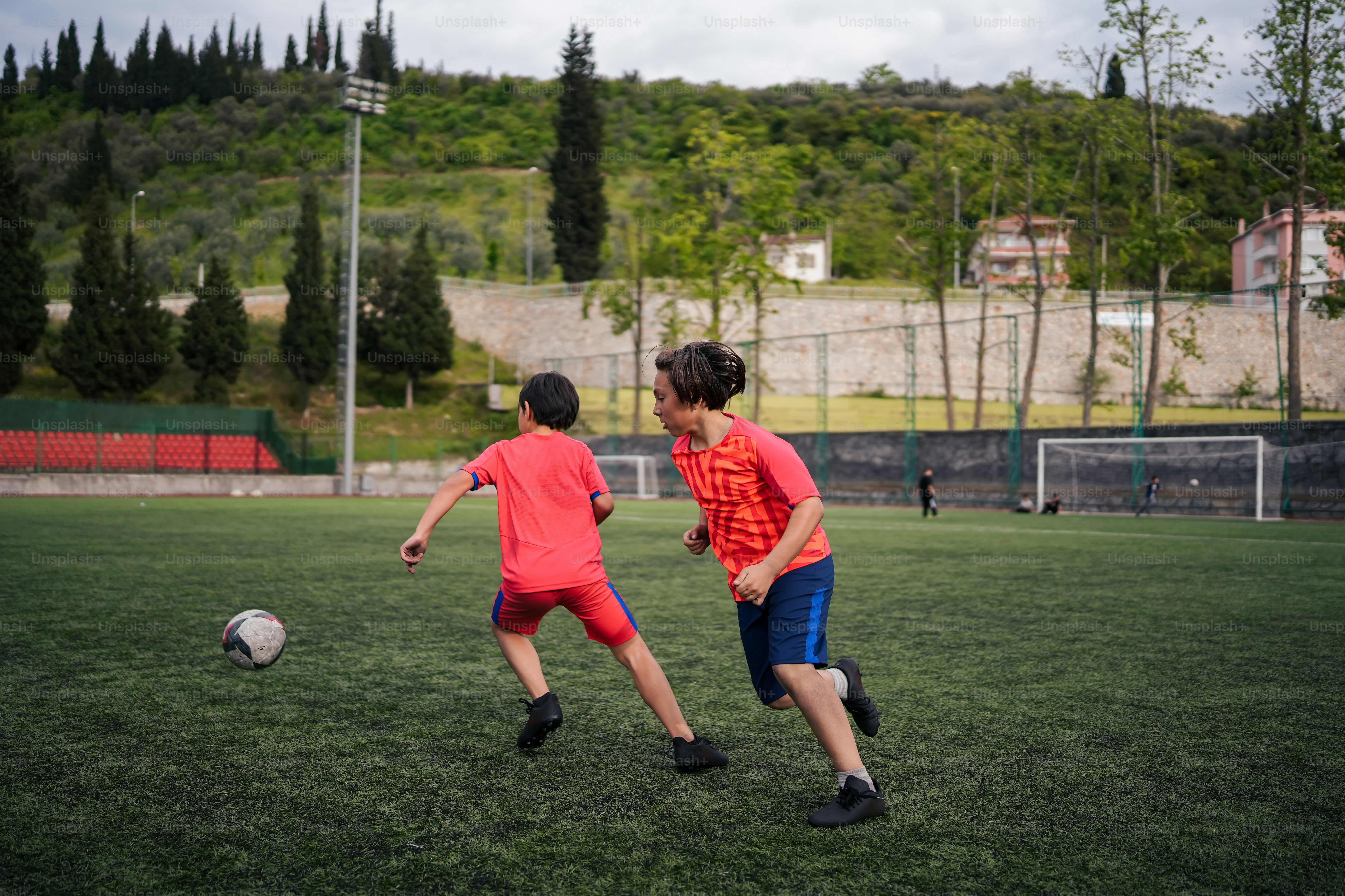 Un par de niños jugando un partido de fútbol foto – Imagen de Niños en ...