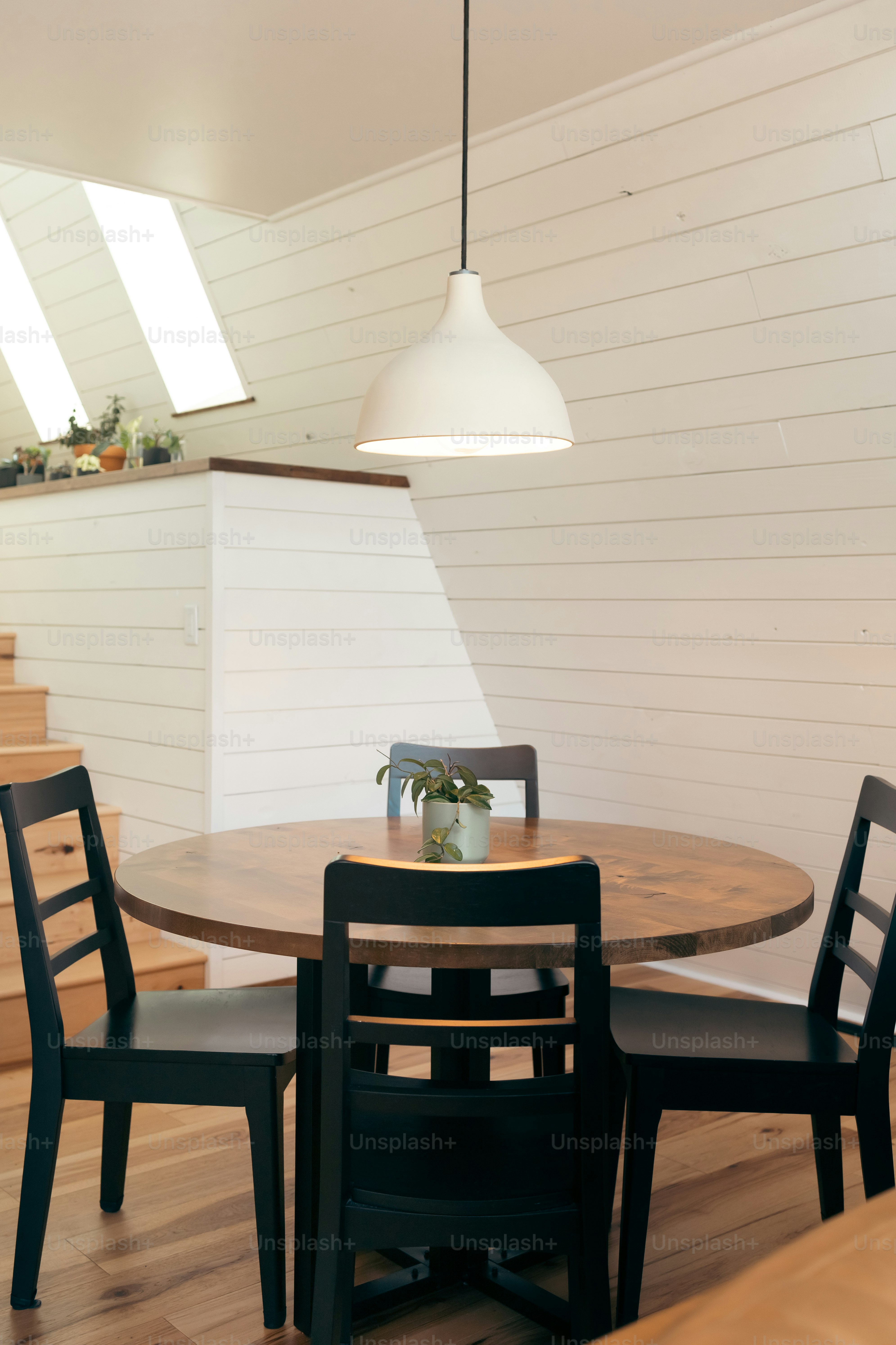 Un cuarto de baño con un lavabo debajo de un espejo foto – Imagen de ...