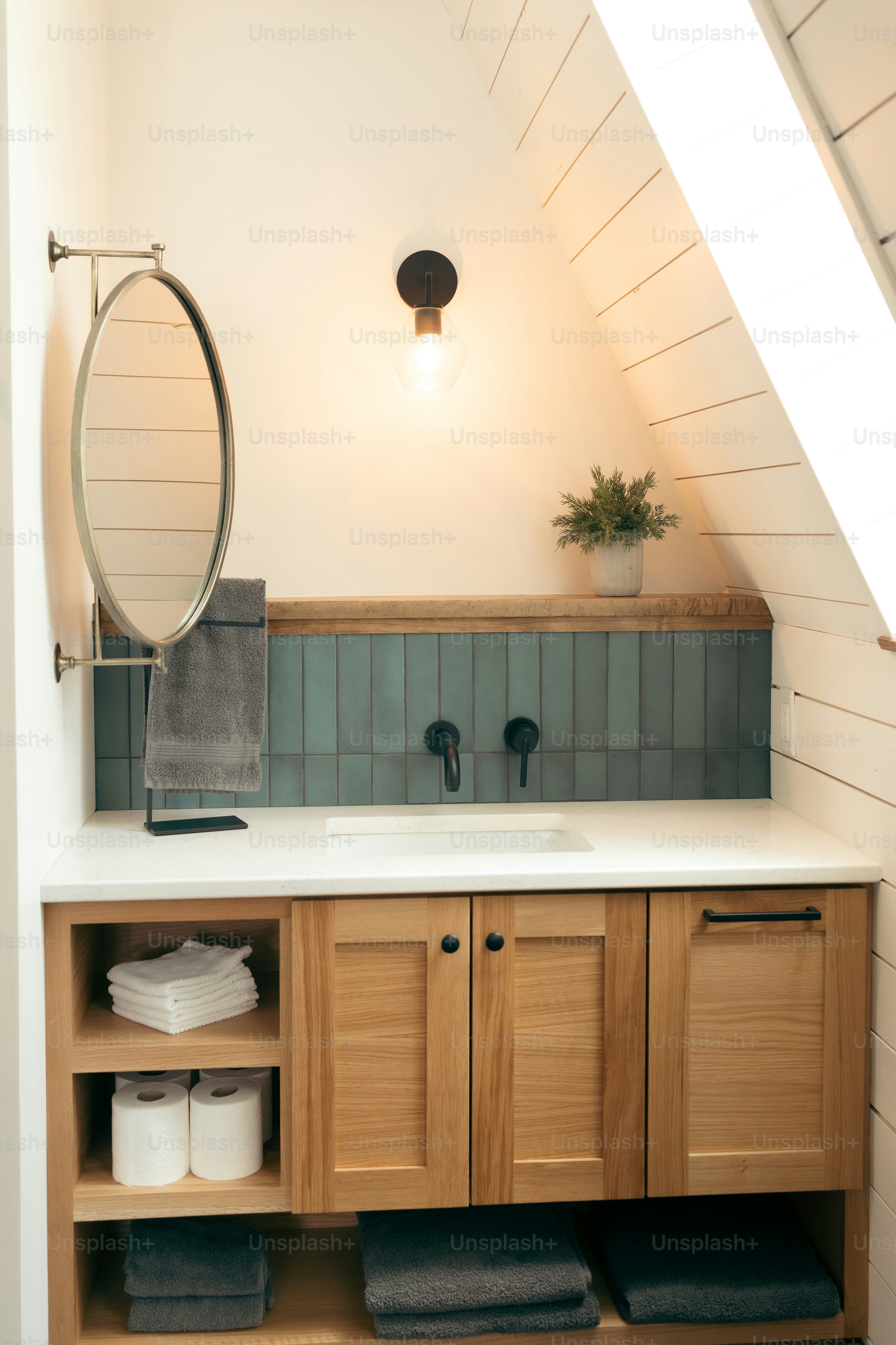 Un cuarto de baño con un lavabo debajo de un espejo foto – Imagen de ...