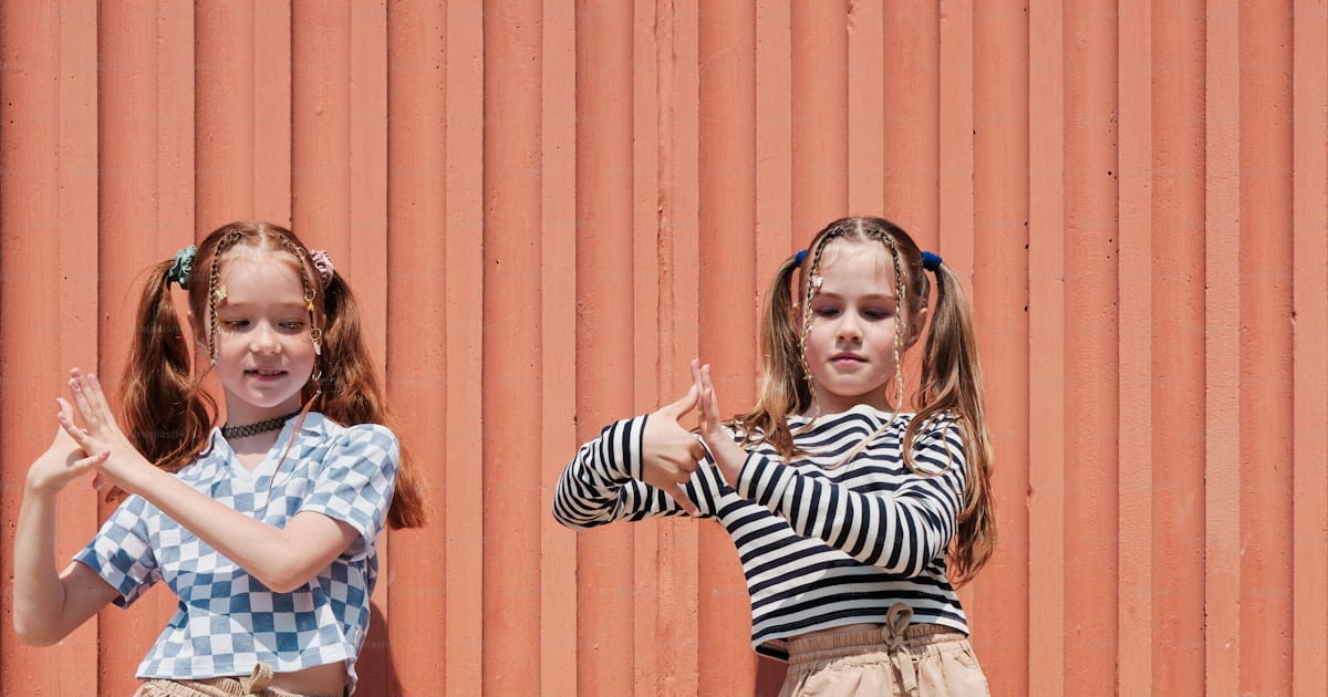 Deux Jeunes Filles Debout Lune à Côté De Lautre Photo Image De Tic