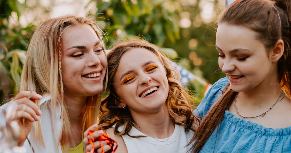 Un Groupe De Jeunes Femmes Debout Les Unes à Côté Des Autres Photo Le