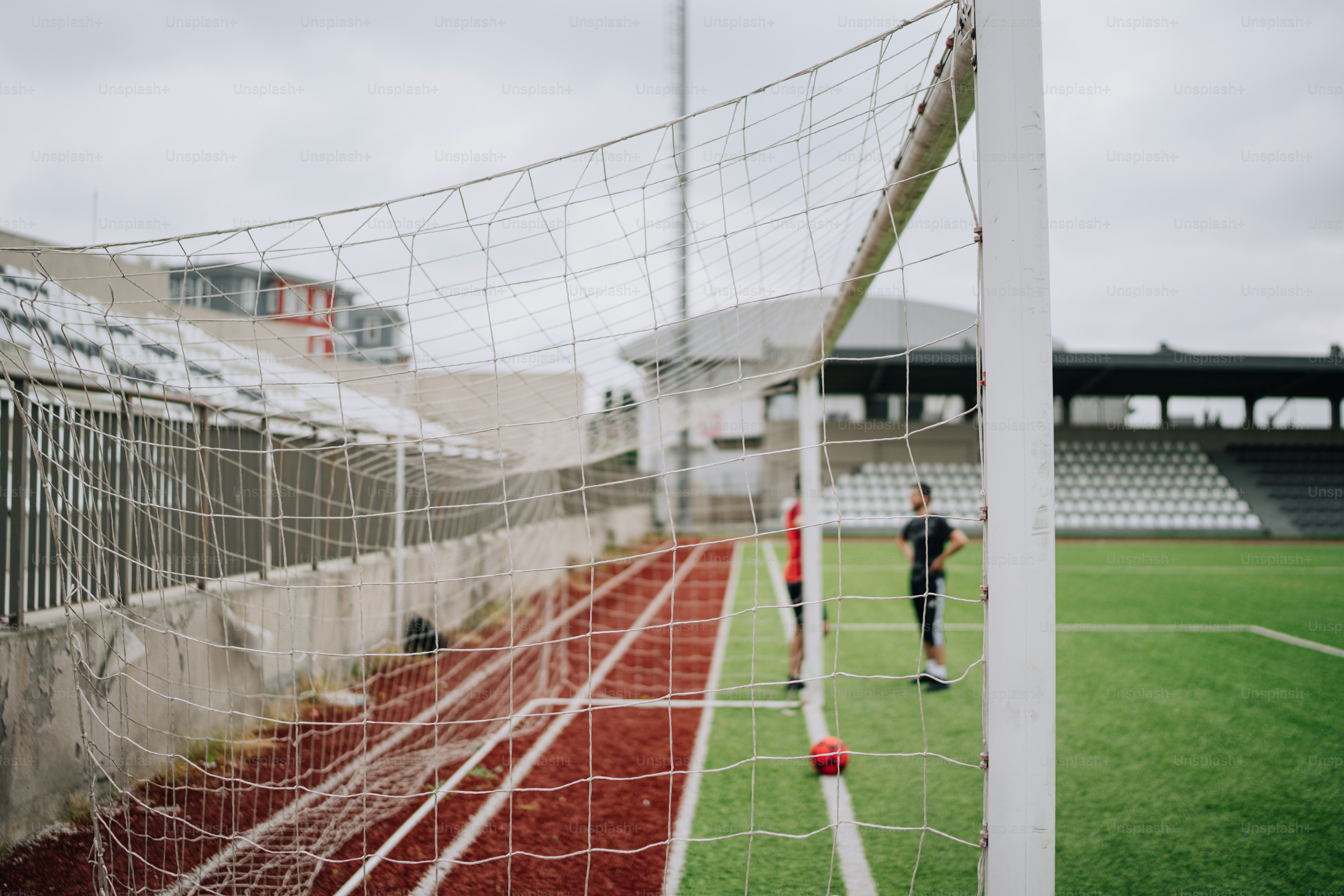 Un but de soccer avec un gardien de but debout à côté photo – Match de ...