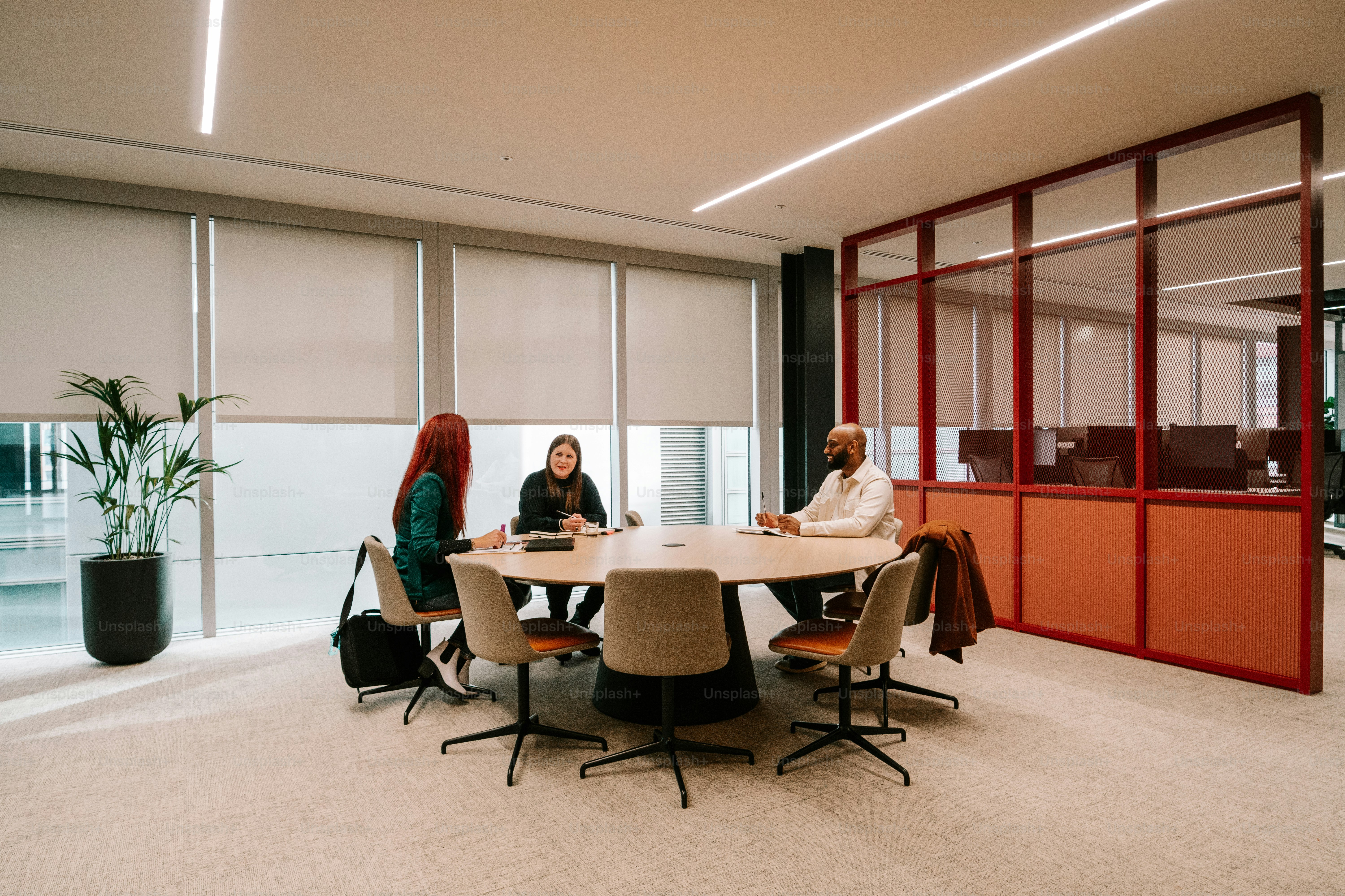 Un groupe de personnes assises autour d’une table ronde photo – Image ...