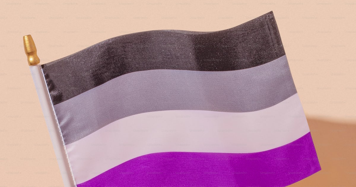 Foto zum Thema Eine frau, die eine lila-schwarze flagge hält – Bild zu ... Foto zum Thema Eine frau, die eine lila-schwarze flagge hält – Bild zu ...