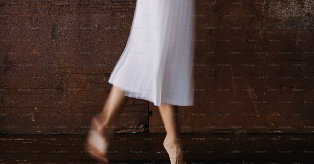 하얀 드레스를 입은 여자가 나무 바닥을 가로질러 걷고 있다 사진 Unsplash의 댄서 이미지