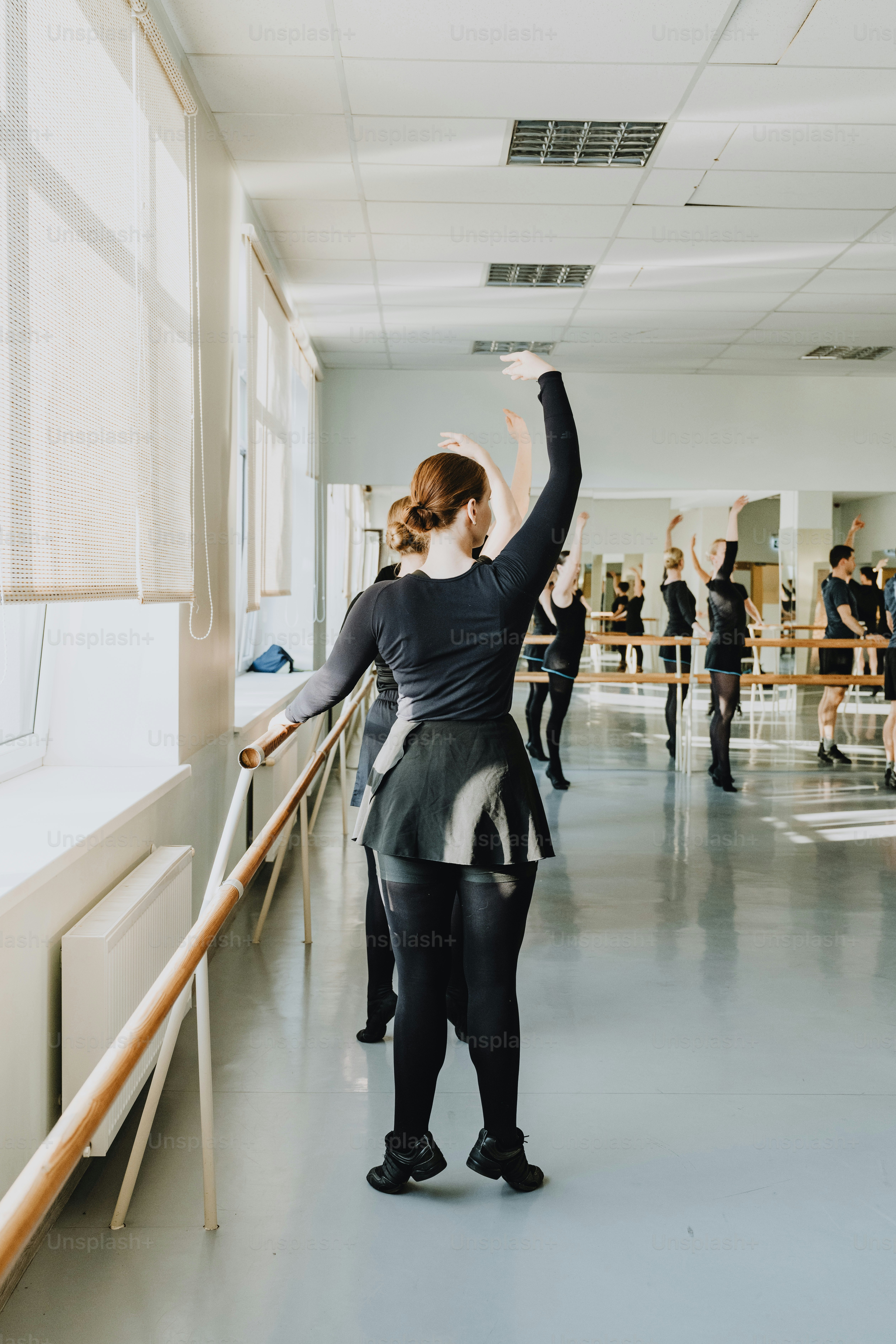 A group of people in a dance class photo – Dance studio Image on Unsplash