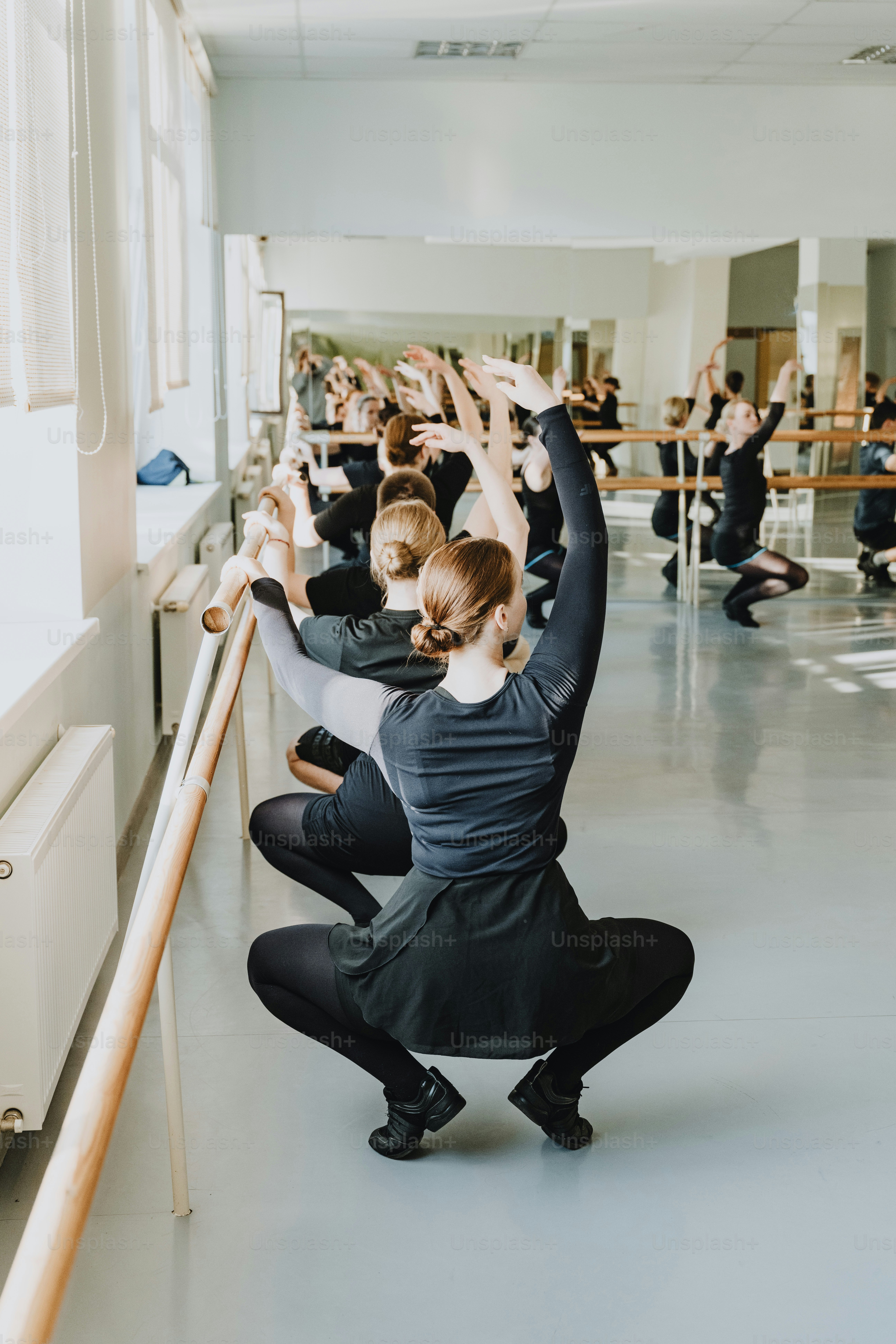 A group of people in a dance class photo – Dance studio Image on Unsplash