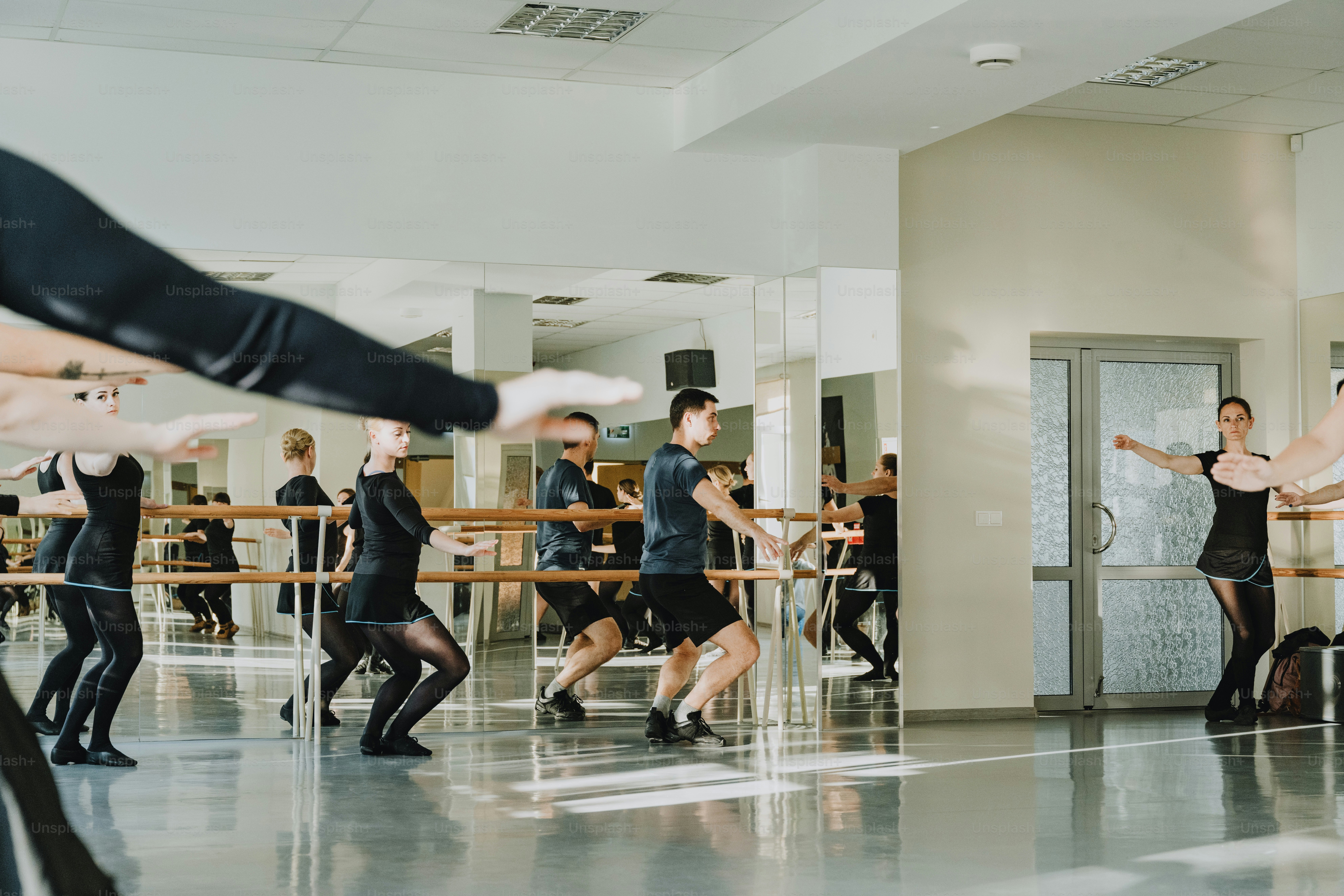 A group of people in a dance class photo – Dance class Image on Unsplash