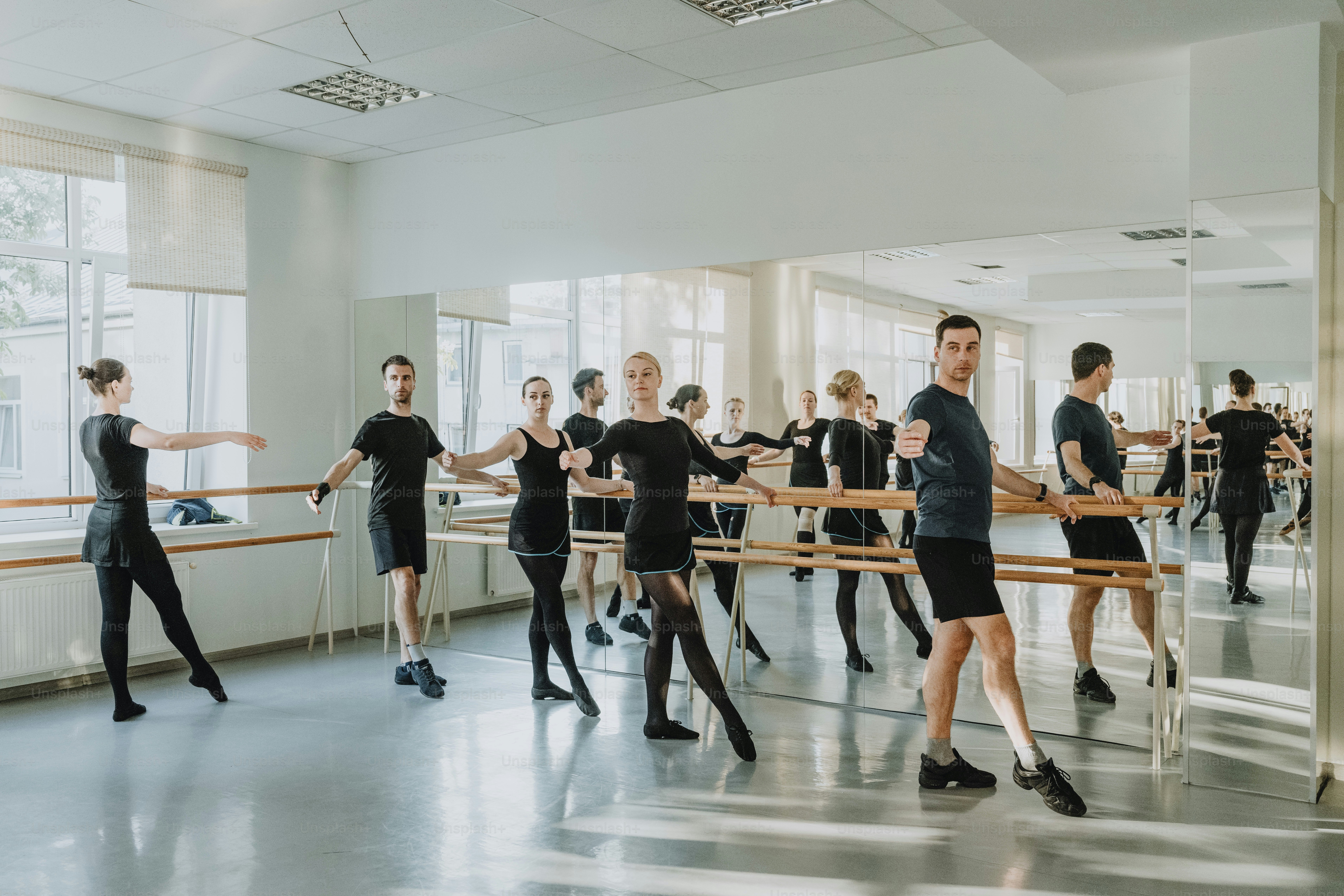 A group of people in a dance class photo – Contemporary dance Image on ...