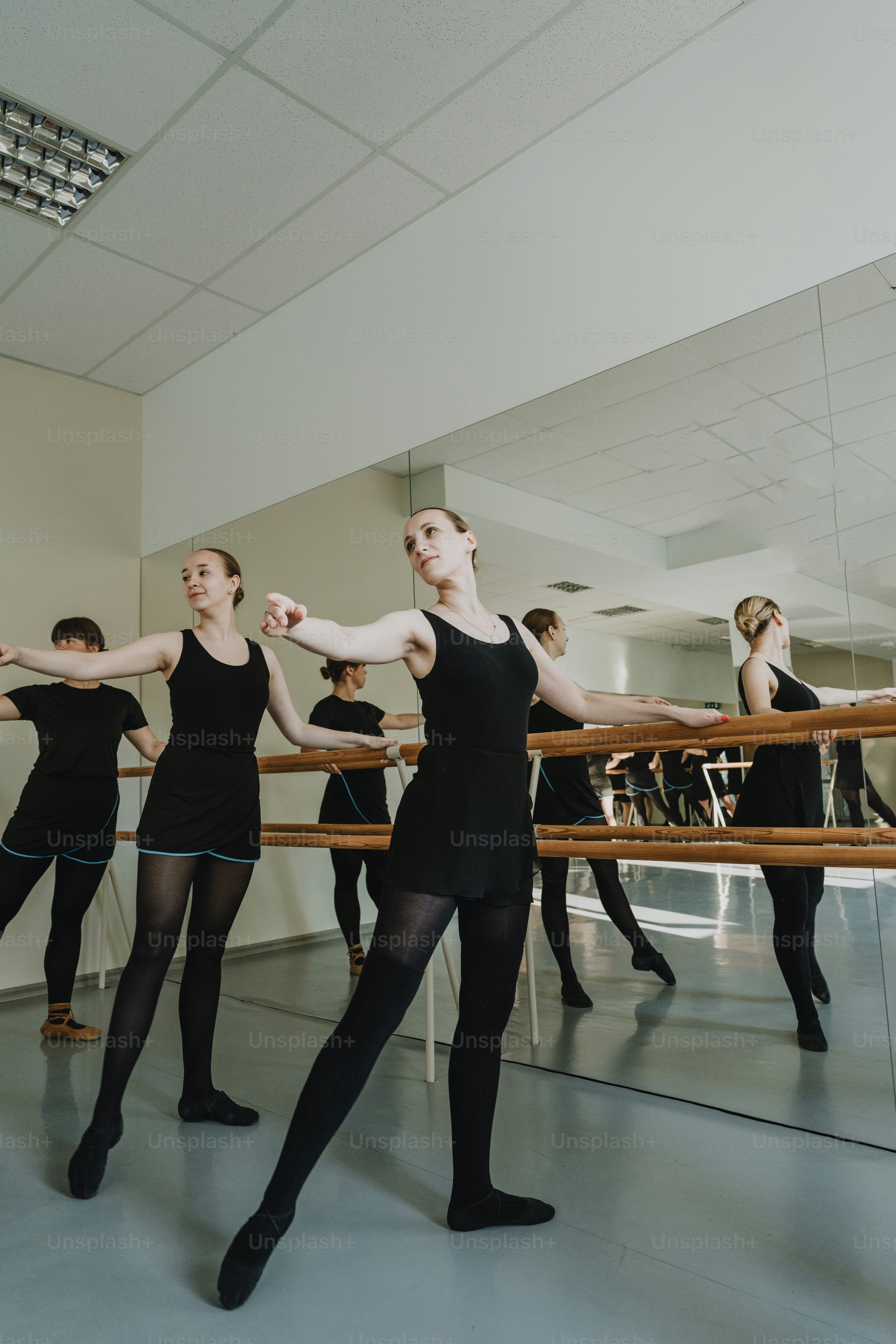 A group of dancers in a dance studio photo – Rehearse Image on Unsplash