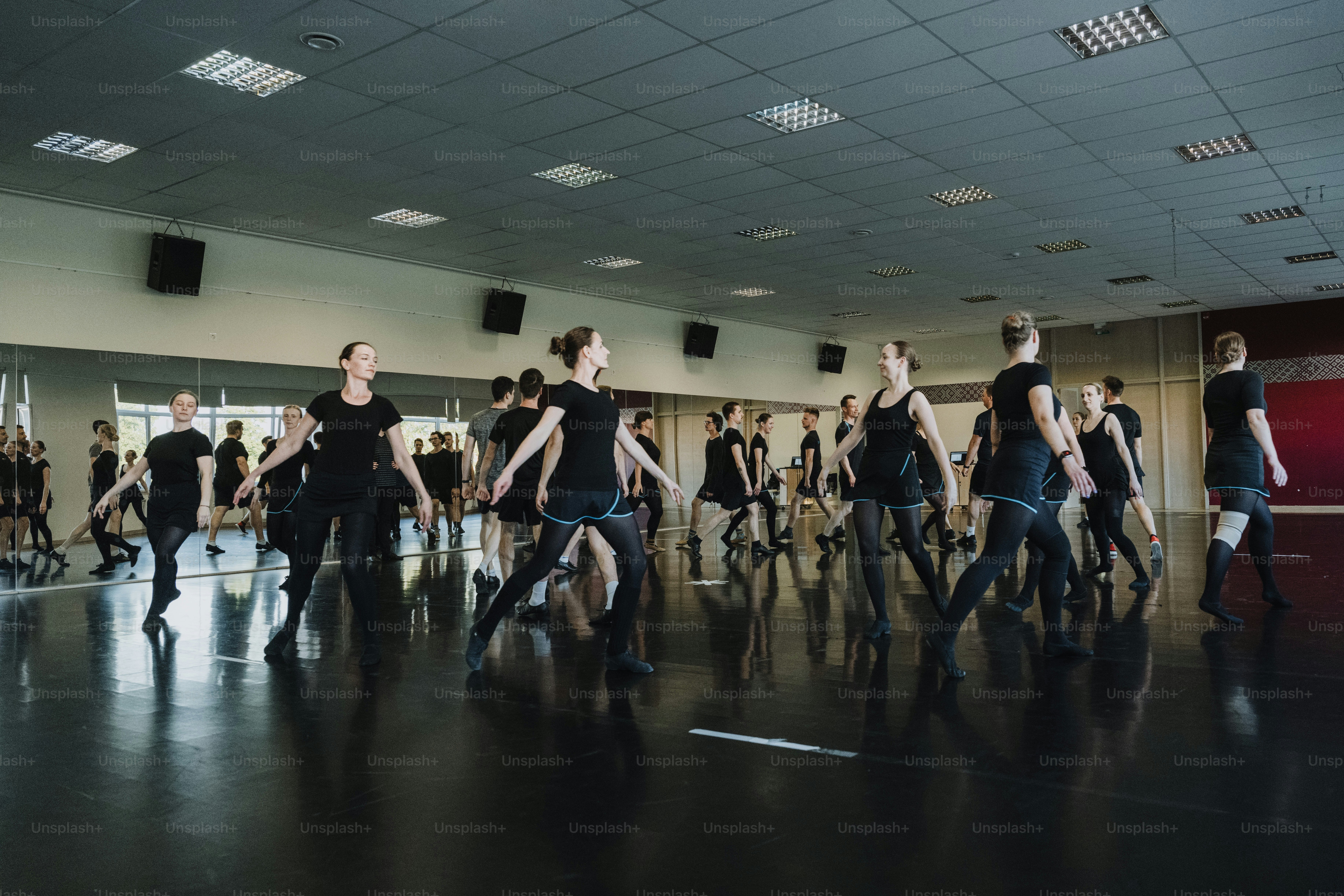 A group of people in a dance class photo – Dance studio Image on Unsplash