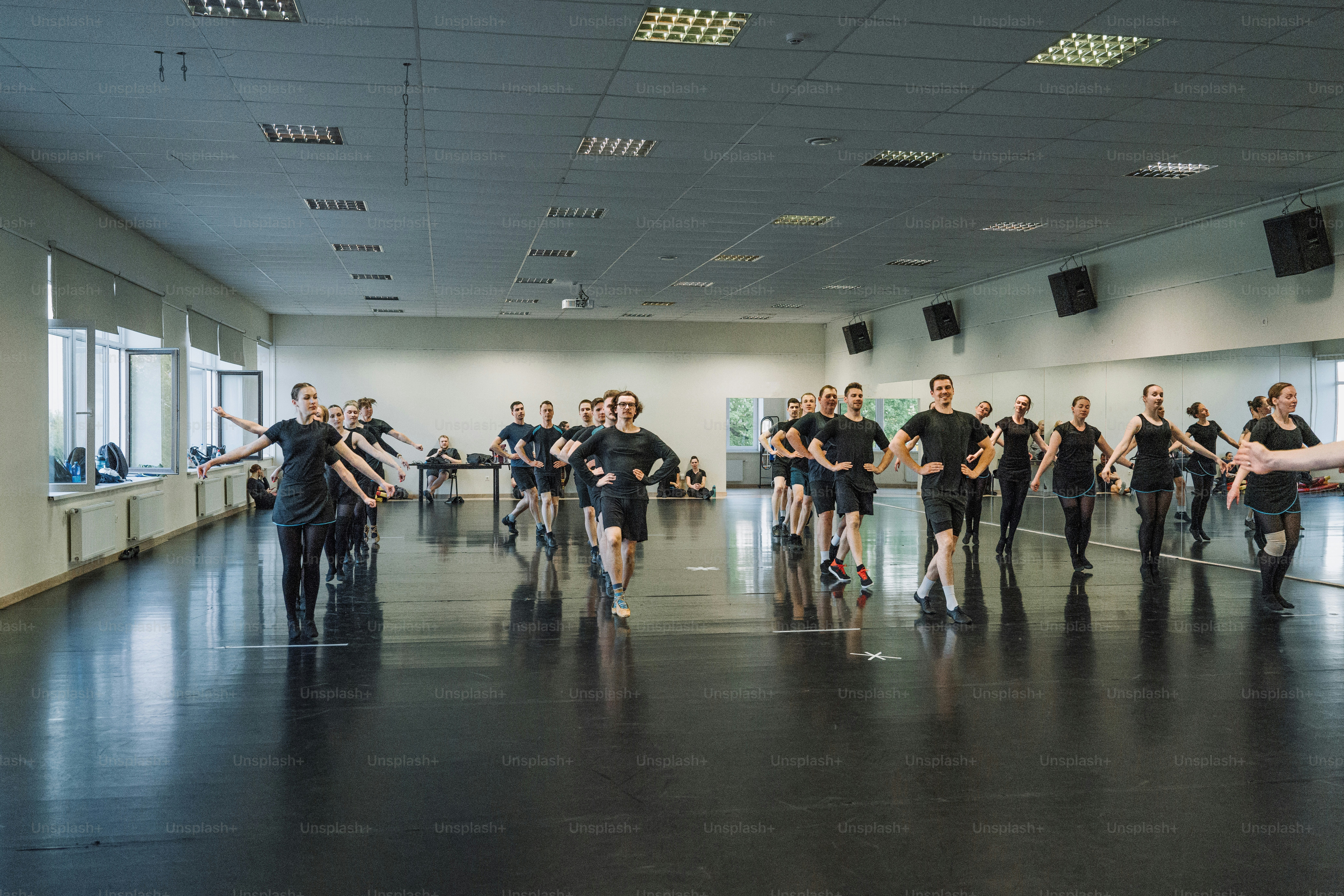 A group of dancers in a large room photo – Dance class Image on Unsplash
