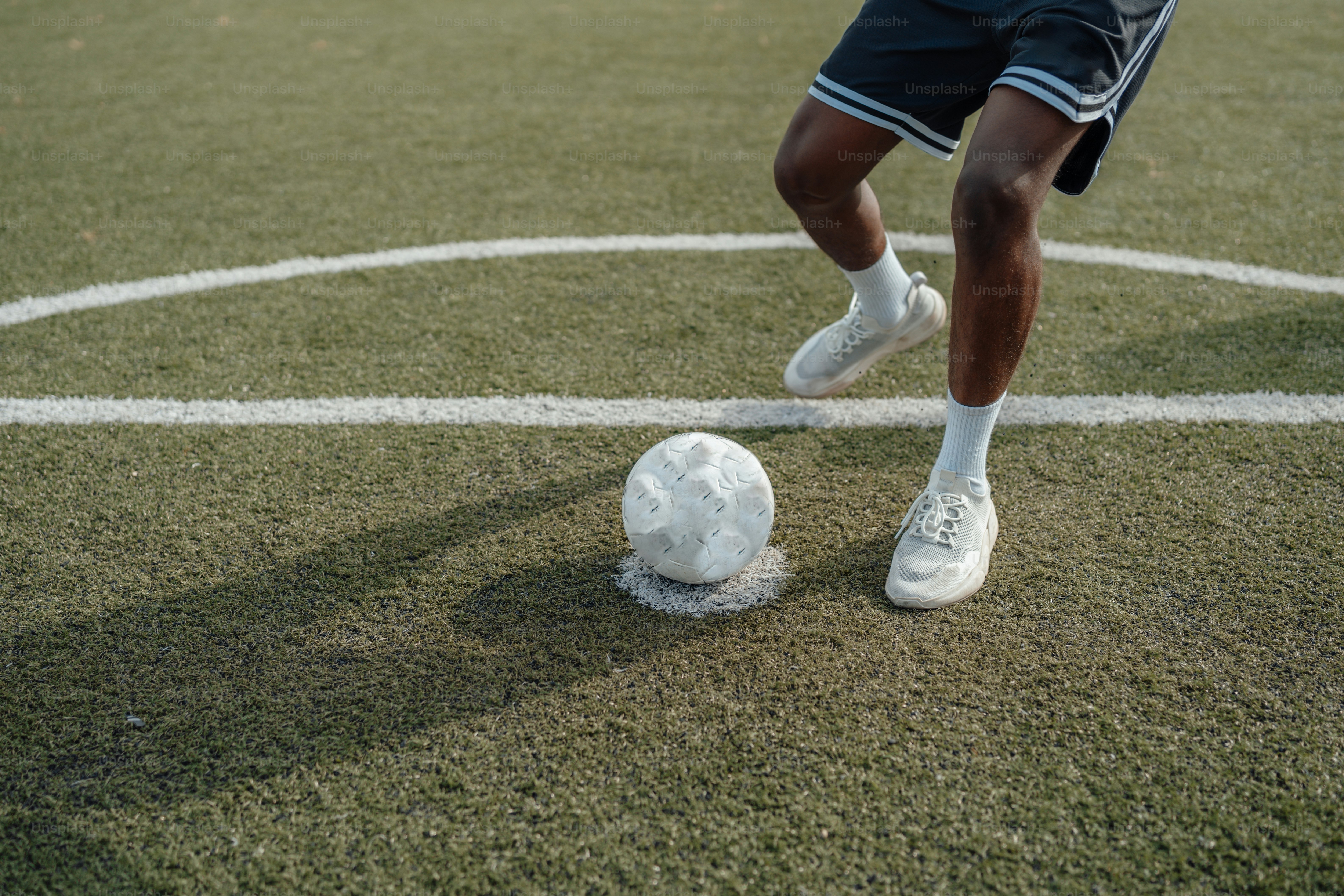 Una persona pateando una pelota de fútbol en un campo foto – Imagen de ...