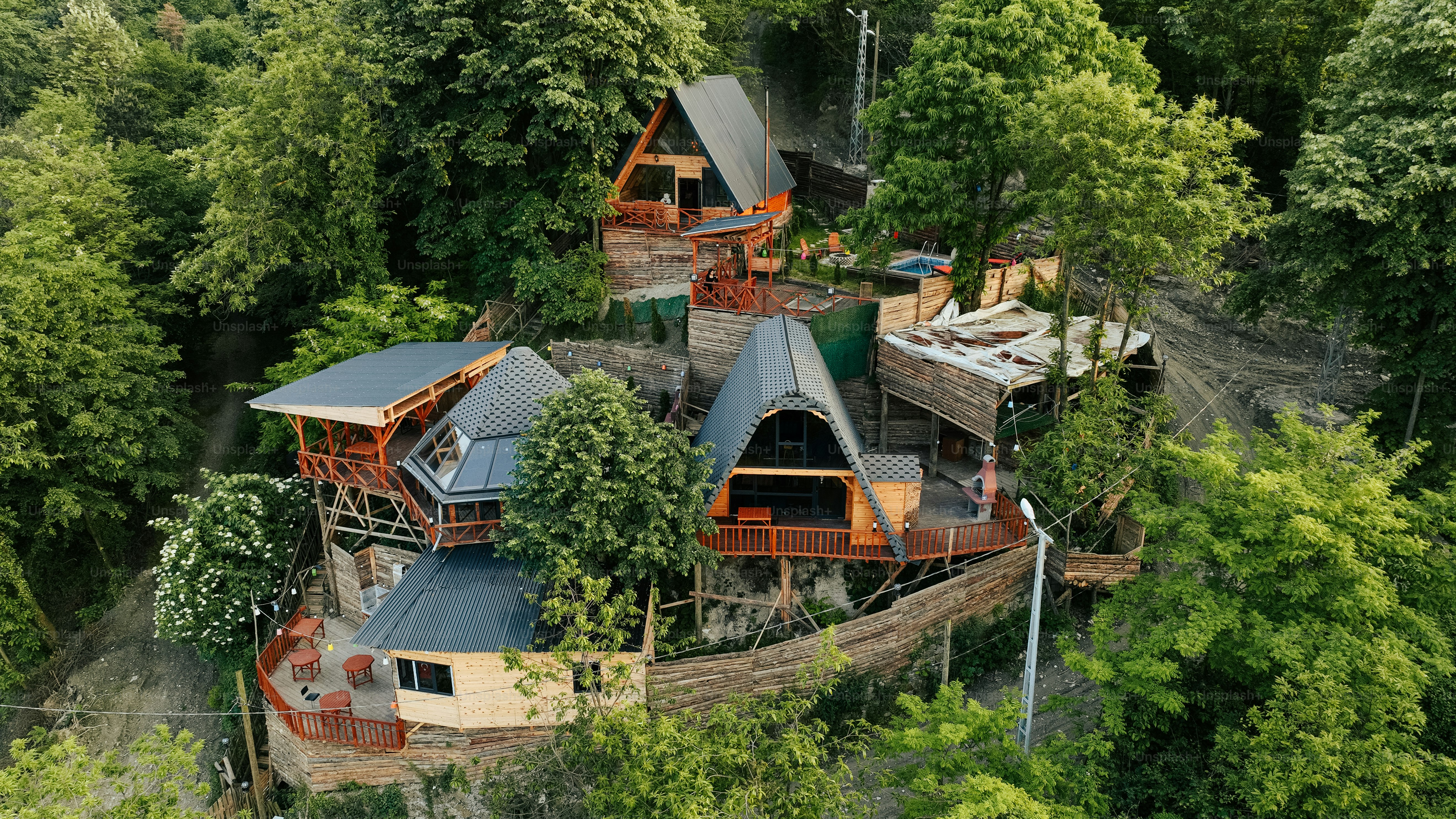 An aerial view of a house surrounded by trees photo – Tree house Image ...