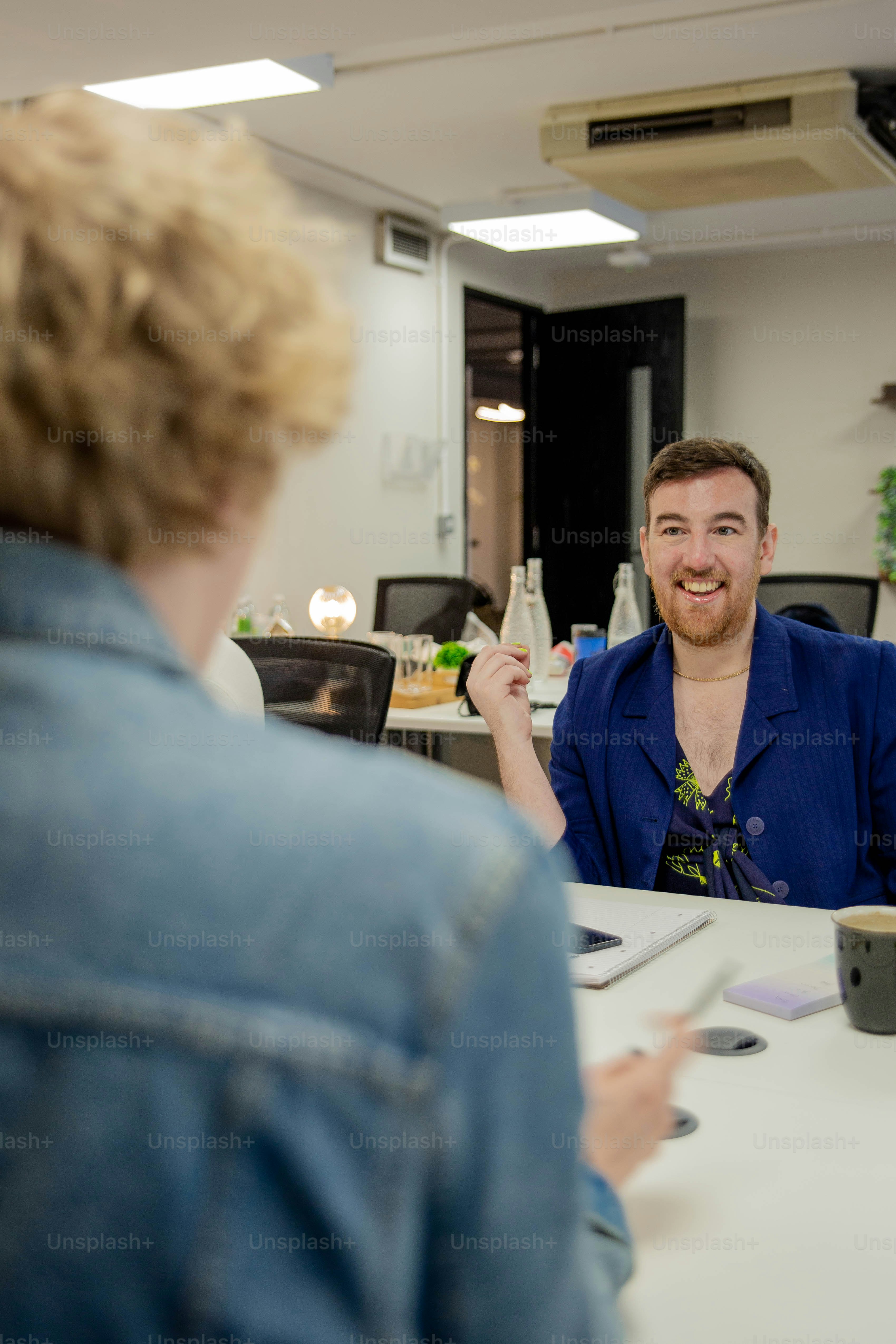 Two colleagues talking at a table photo – Business Image on Unsplash