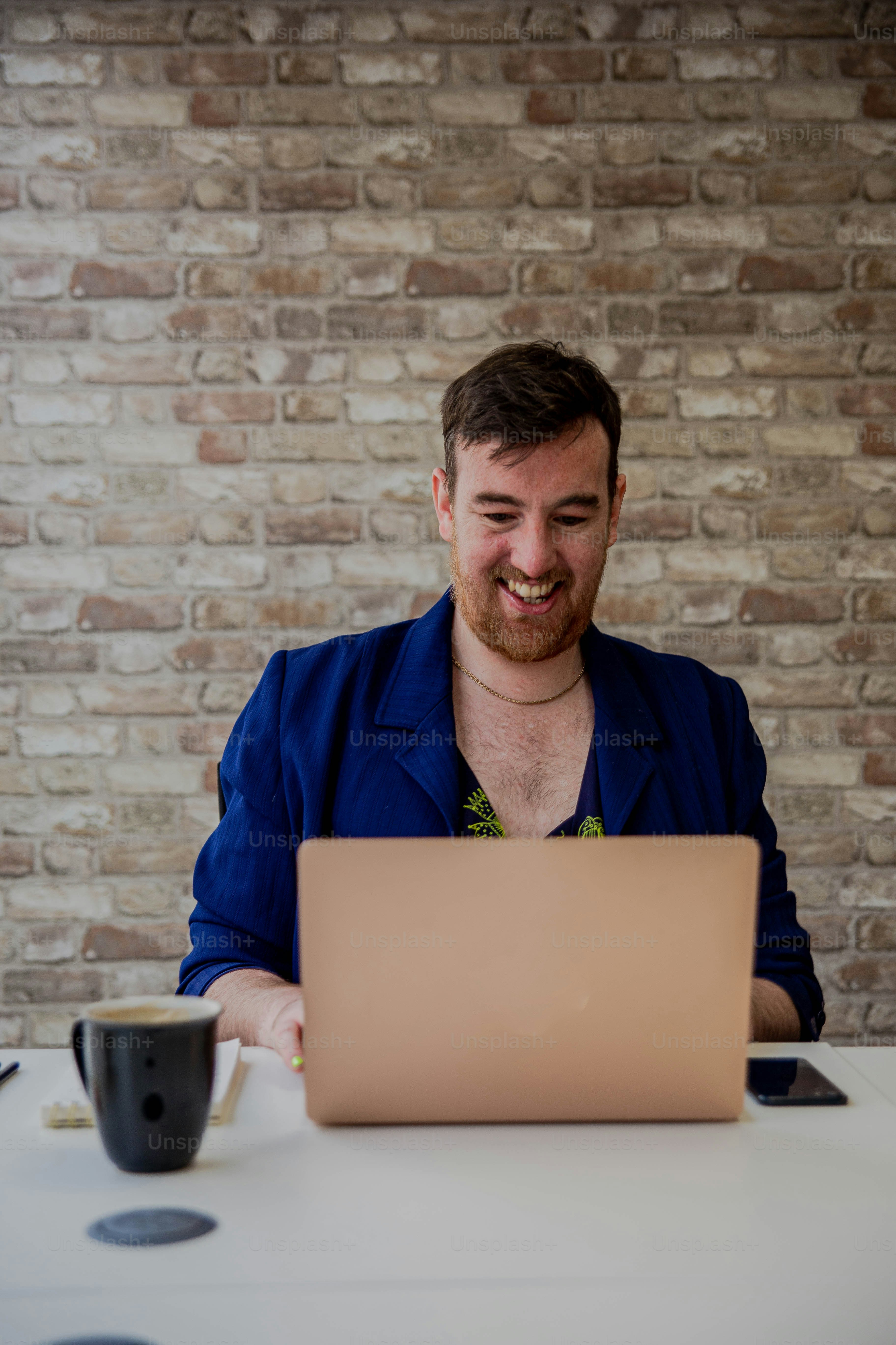 Foto Persona sentada frente a una computadora portátil – Negocio Imagen ...