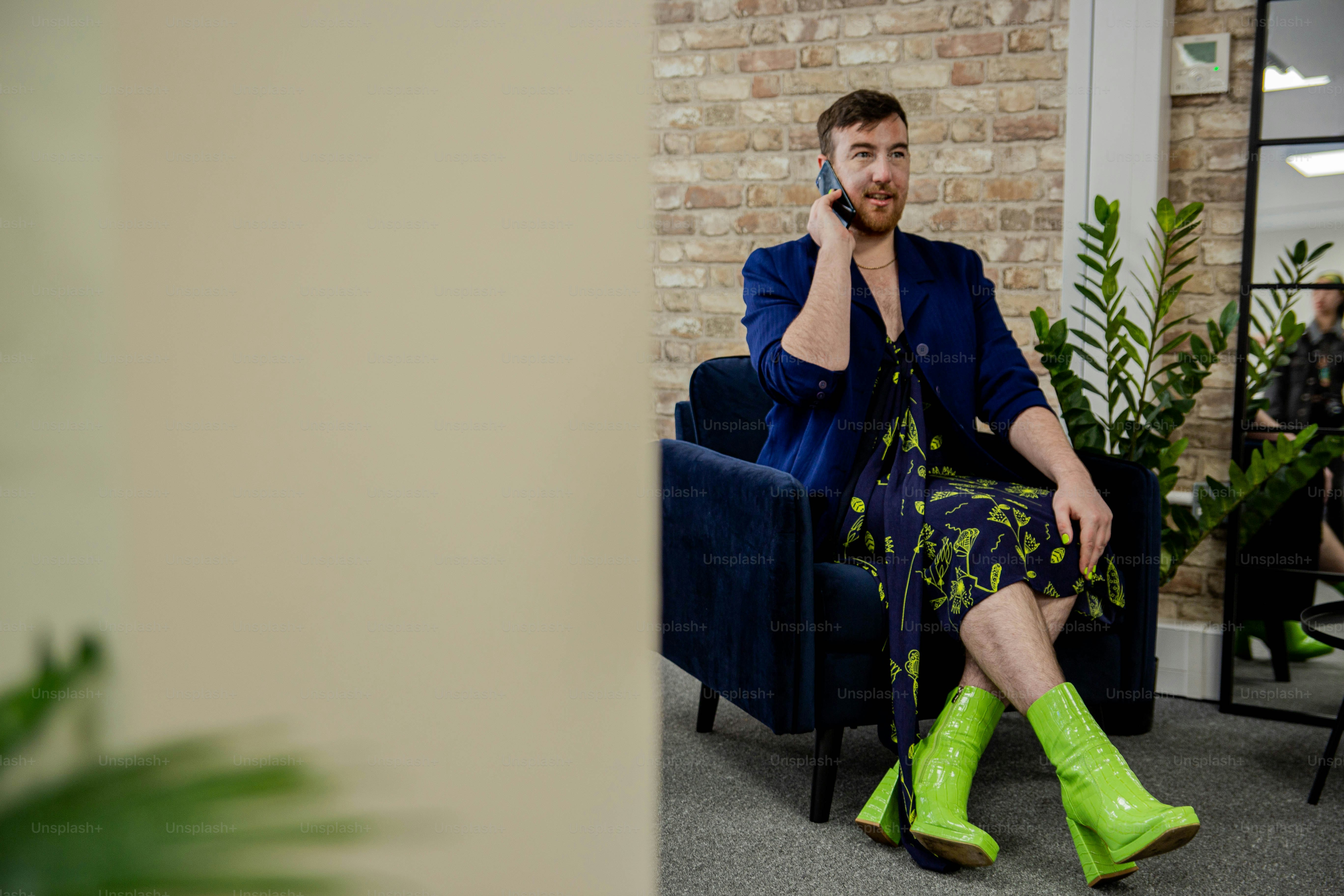 Personne assise sur une chaise parlant au téléphone cellulaire photo ...