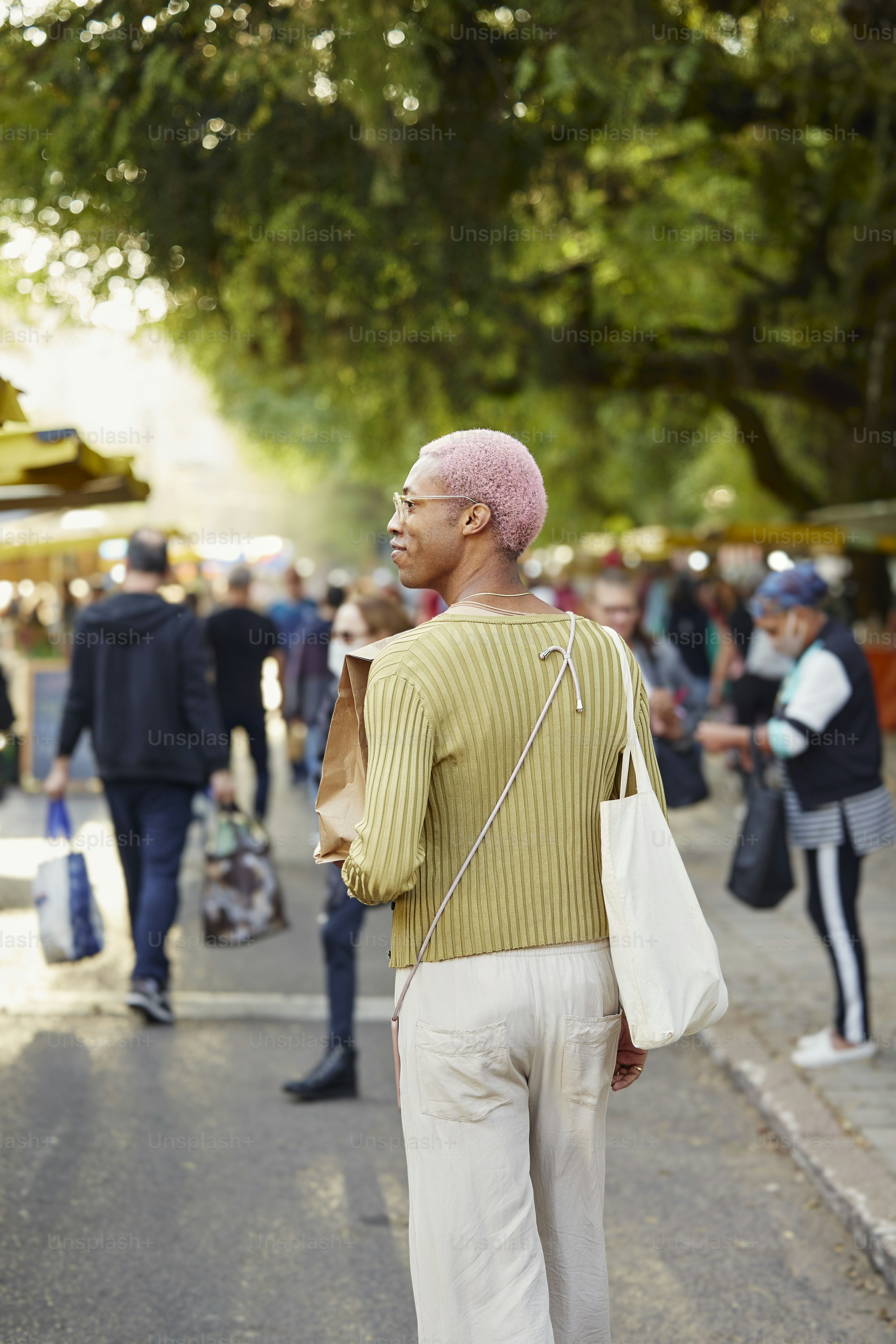 Un homme avec un mohawk rose marchant dans une rue photo – Image de ...
