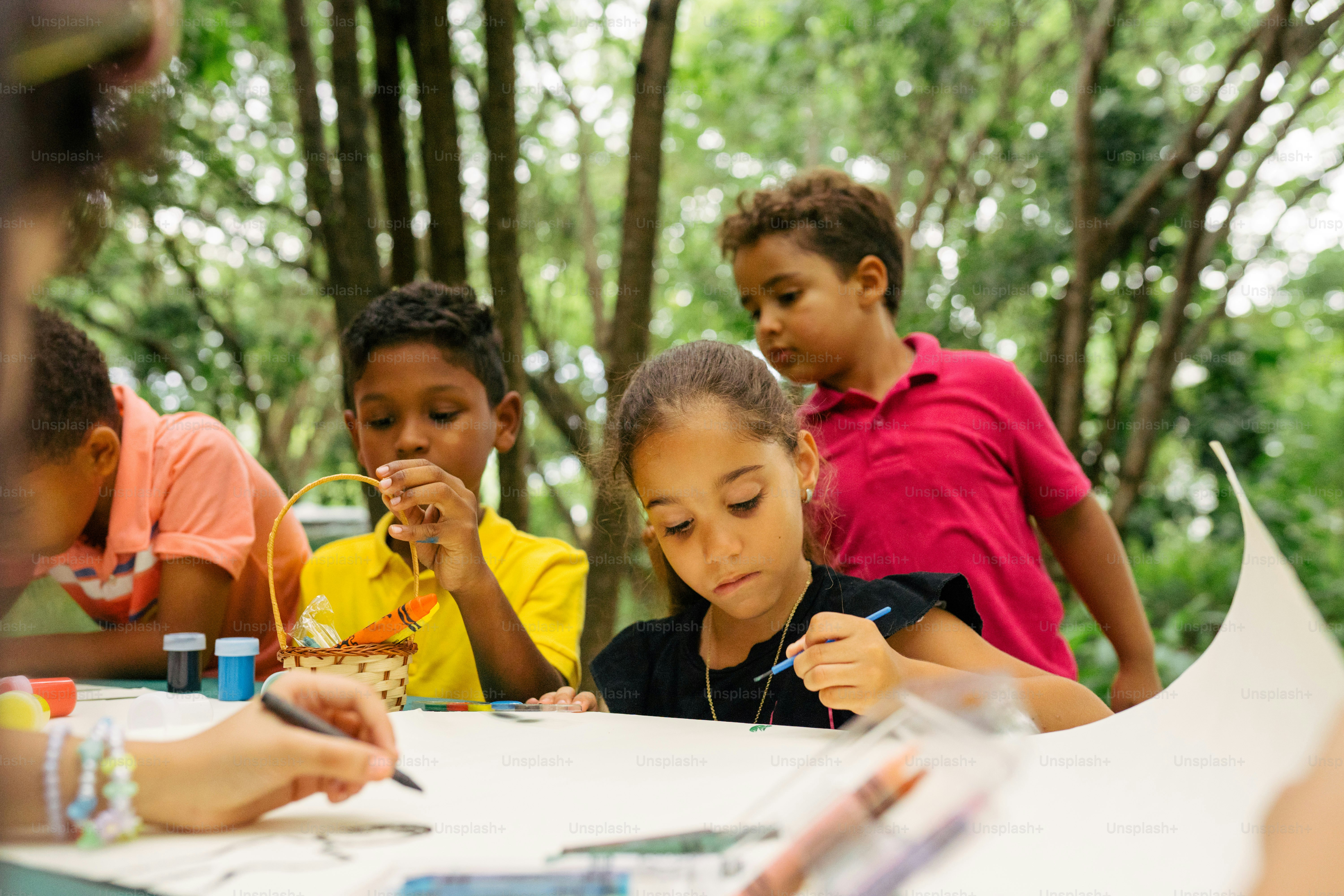 A group of children sitting around a table photo – Kids Image on Unsplash