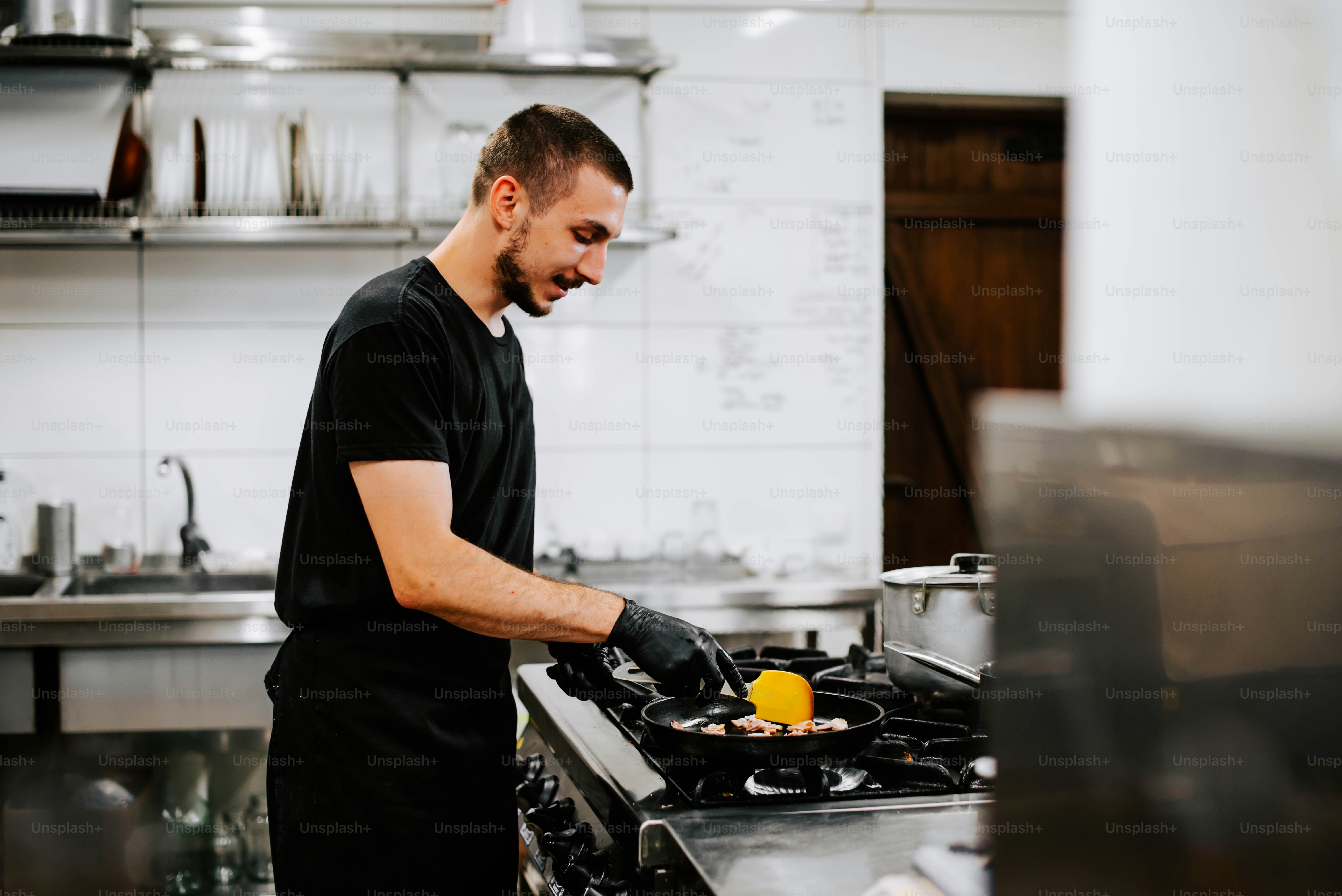 50,000+ Man Cooking Pictures | Download Free Images on Unsplash