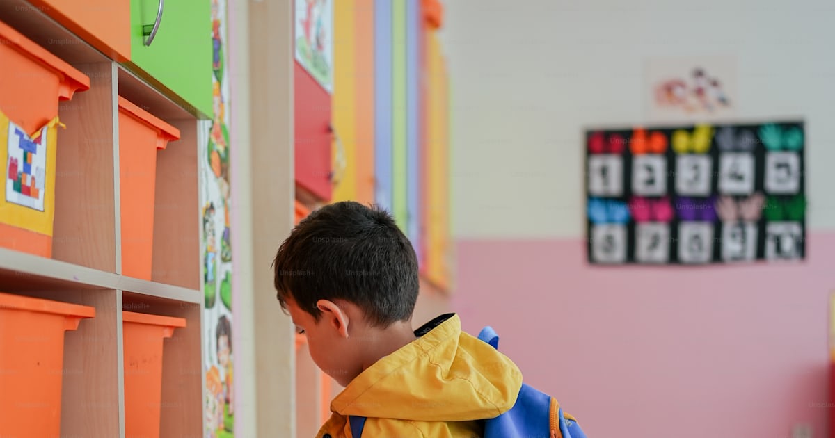 バックパックを持った小さな男の子が本棚を見ているの写真 学校の子供たち Unsplashの写真