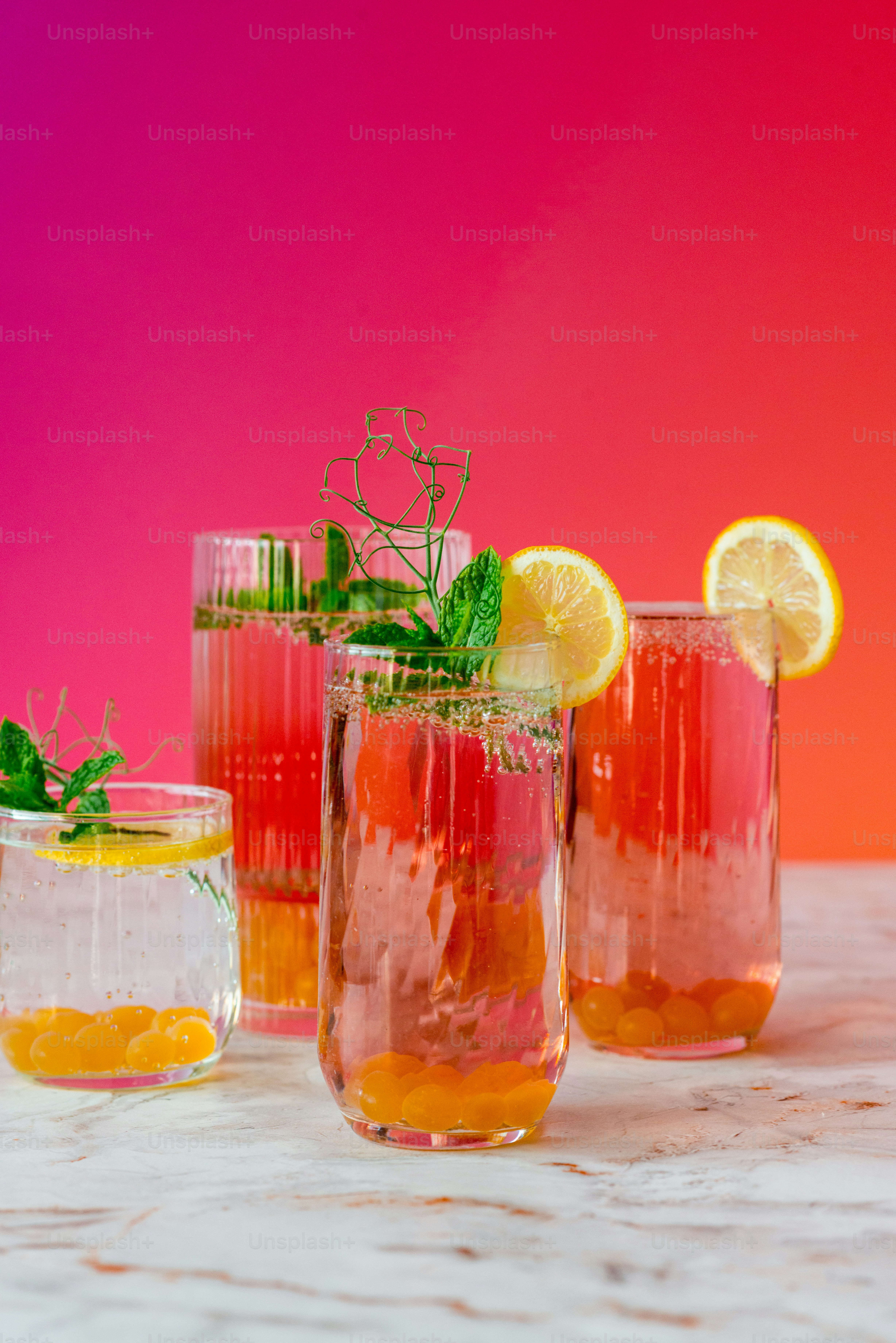 Trois verres remplis de différents types de boissons photo – Boissons ...